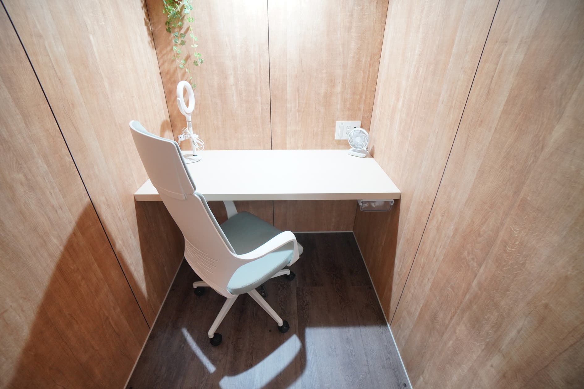 ＜ビズボ栄駅前No.4＞駅直結🚶【ゆったり広めブース】栄駅徒歩2分🚃光回線Wi-Fi📶電源🔌テレワーク/ZOOMの写真1