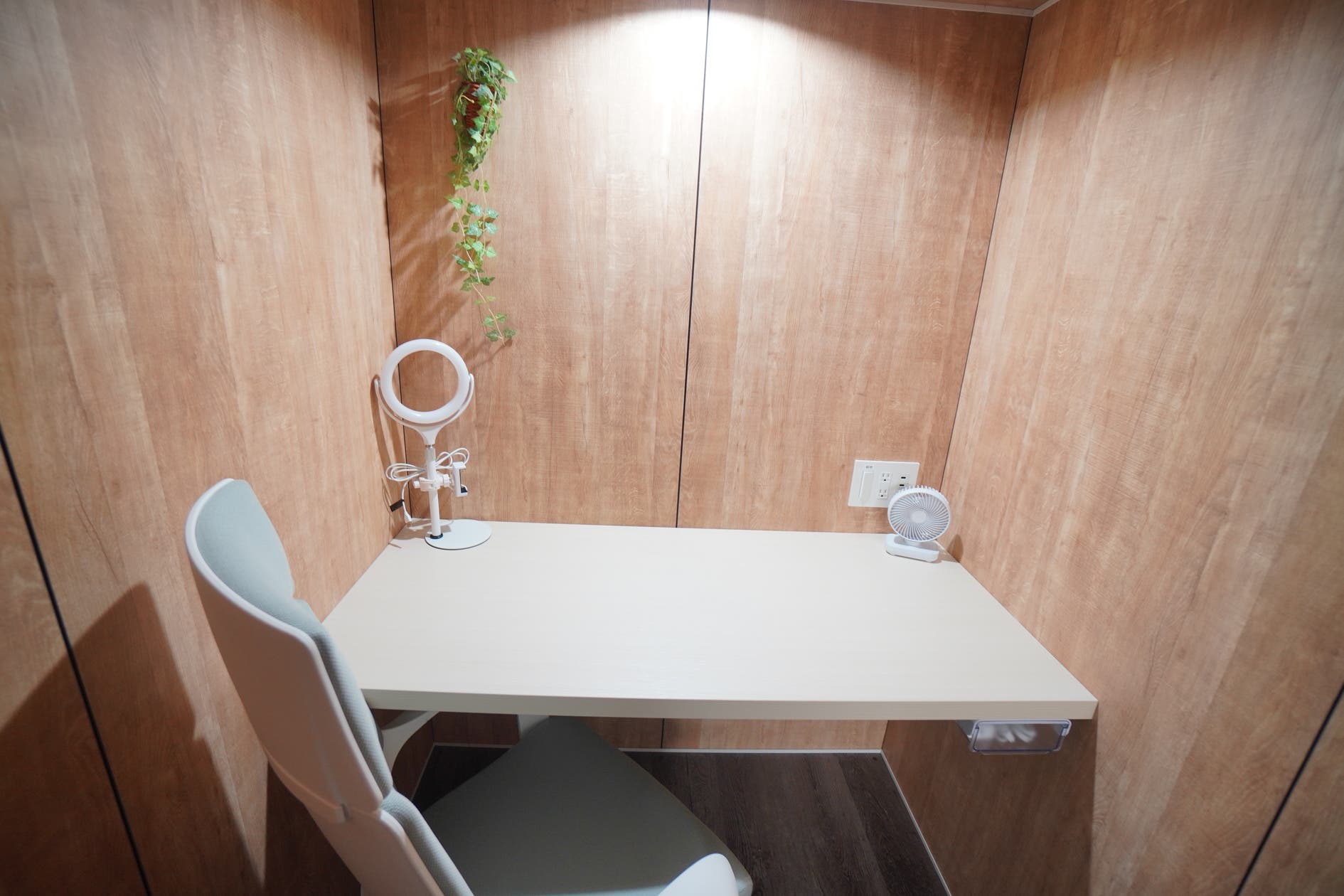 ＜ビズボ栄駅前No.4＞駅直結🚶【ゆったり広めブース】栄駅徒歩2分🚃光回線Wi-Fi📶電源🔌テレワーク/ZOOMの写真3