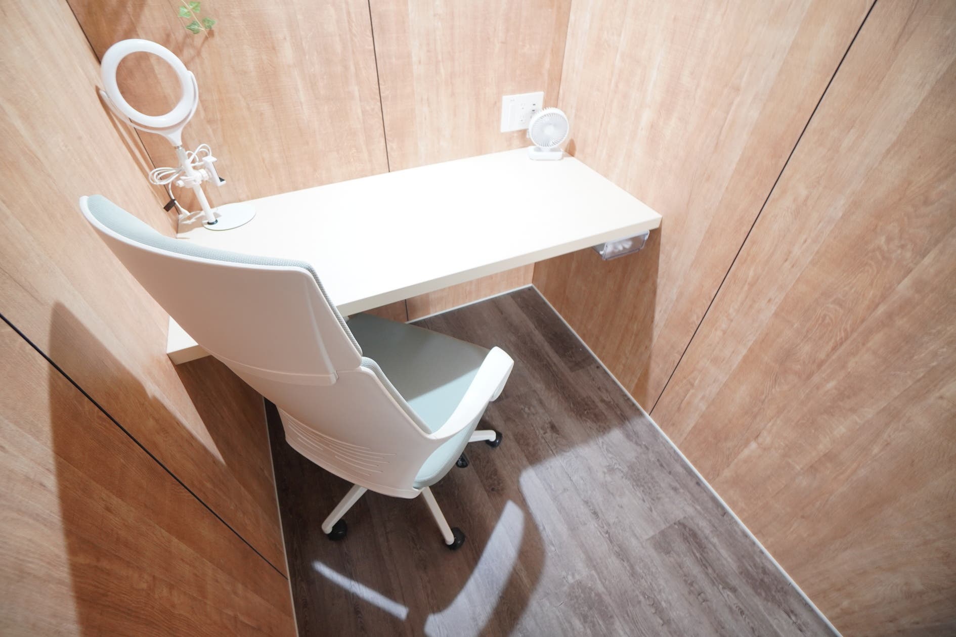 ＜ビズボ栄駅前No.4＞駅直結🚶【ゆったり広めブース】栄駅徒歩2分🚃光回線Wi-Fi📶電源🔌テレワーク/ZOOMの写真4