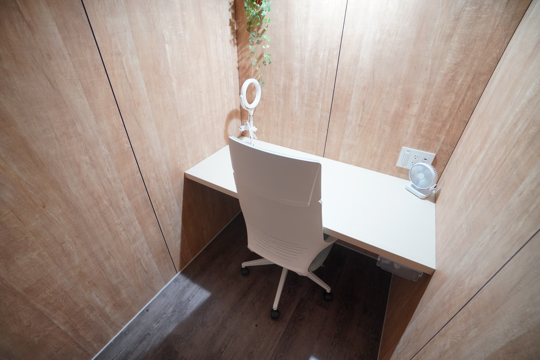 ＜ビズボ栄駅前No.4＞駅直結🚶【ゆったり広めブース】栄駅徒歩2分🚃光回線Wi-Fi📶電源🔌テレワーク/ZOOMの写真5