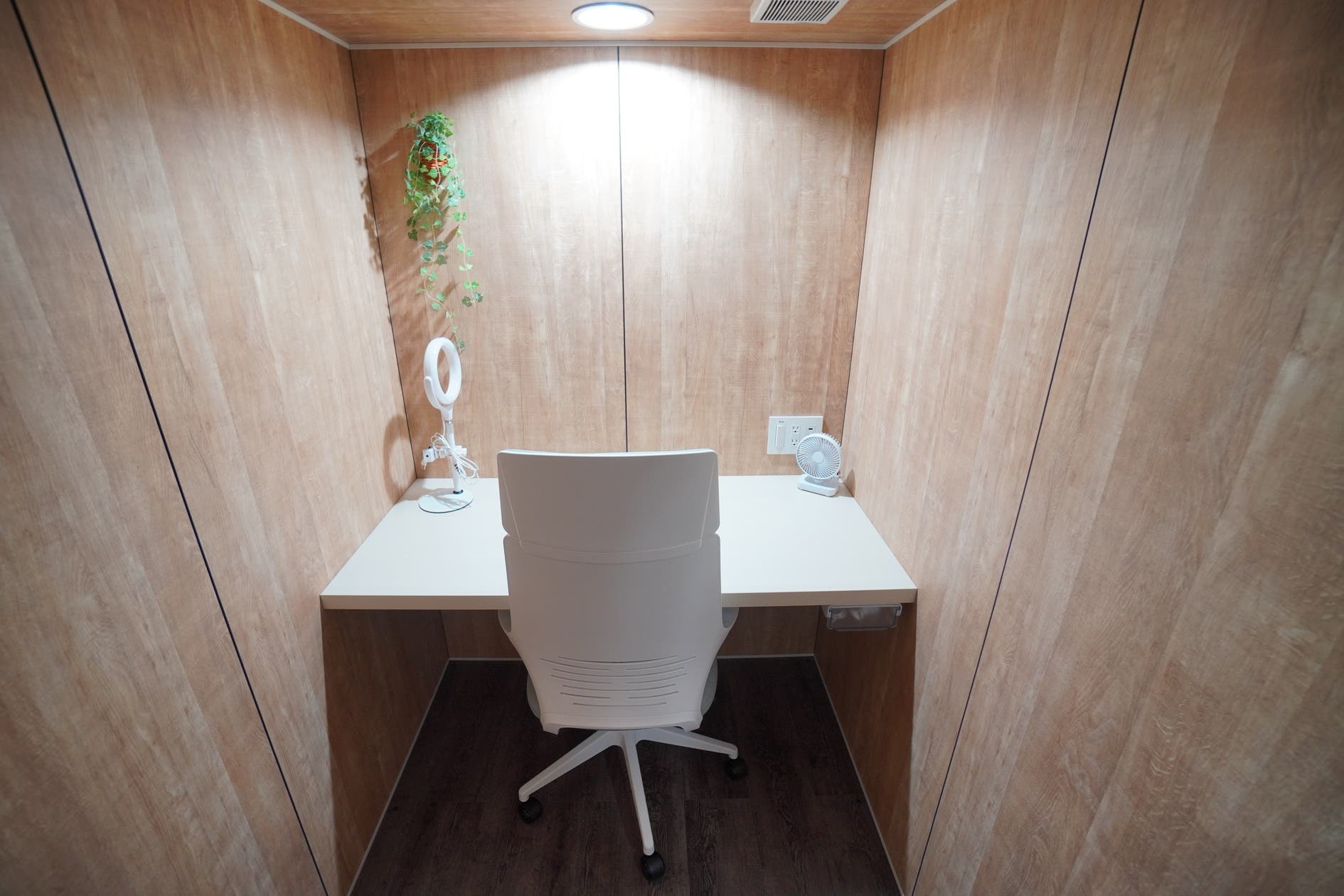 ＜ビズボ栄駅前No.1＞駅直結🚶【ゆったり広めブース】栄駅徒歩2分🚃光回線Wi-Fi📶電源🔌テレワーク/ZOOMの写真7