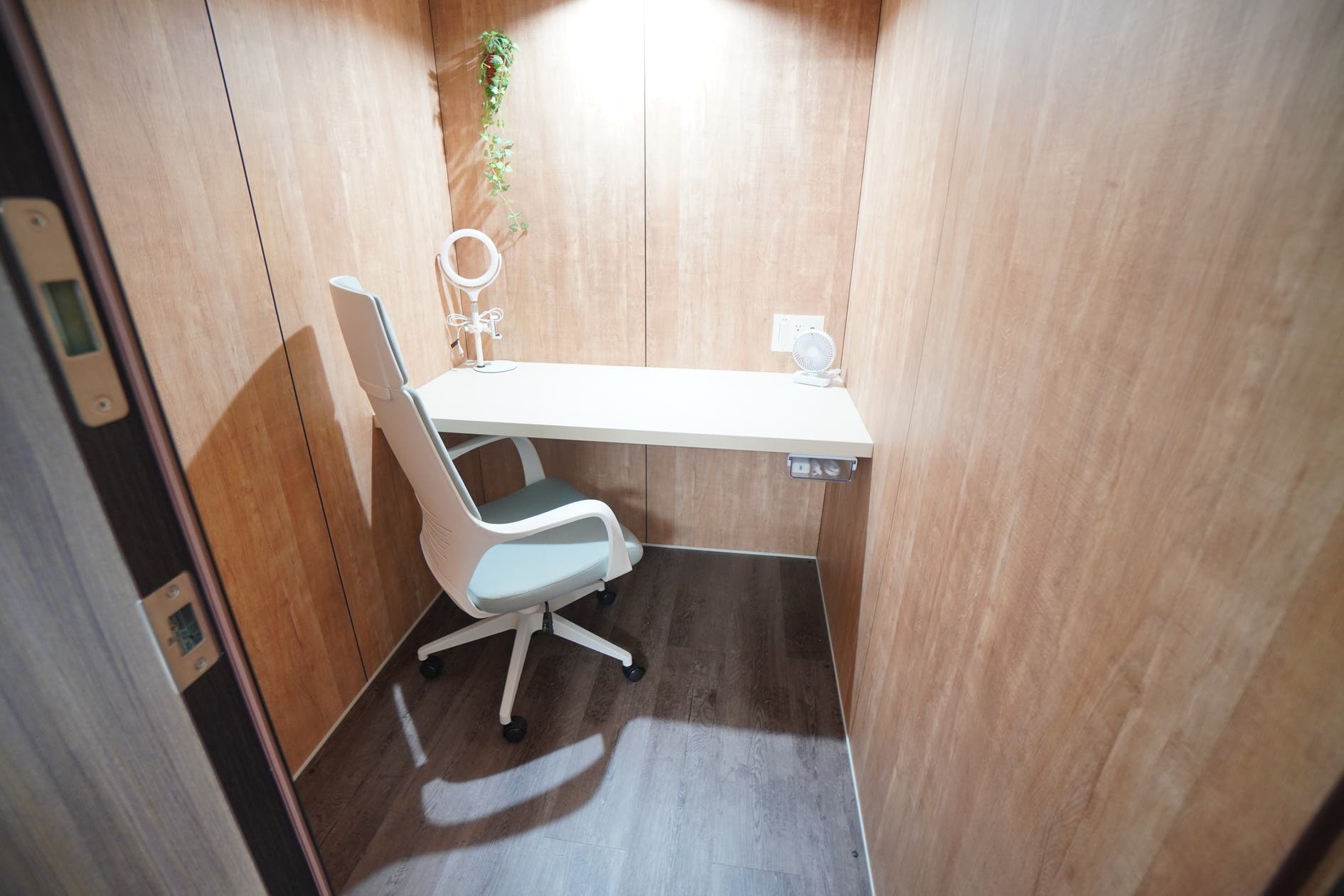 ＜ビズボ栄駅前No.4＞駅直結🚶【ゆったり広めブース】栄駅徒歩2分🚃光回線Wi-Fi📶電源🔌テレワーク/ZOOMの写真6