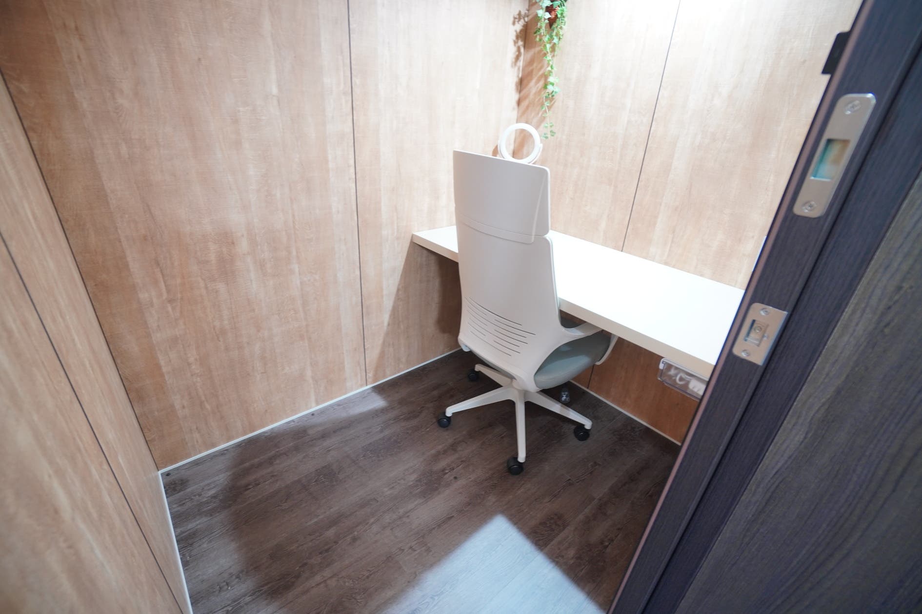 ＜ビズボ栄駅前No.5＞駅直結🚶【ゆったり広めブース】栄駅徒歩2分🚃光回線Wi-Fi📶電源🔌テレワーク/ZOOMの写真5