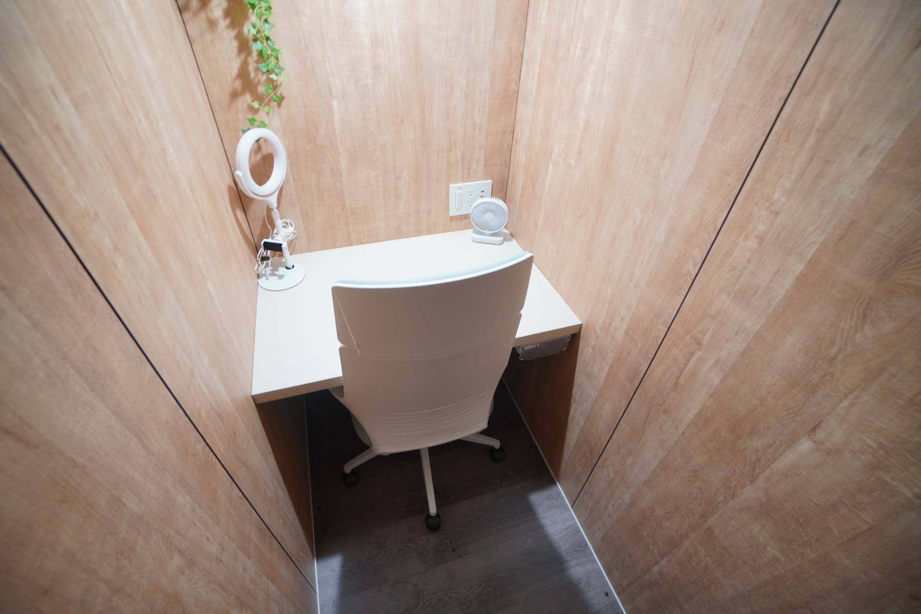 ＜ビズボ栄駅前No.6＞駅直結🚶【換気ファン付完全個室】栄駅徒歩2分🚃光回線Wi-Fi📶電源🔌テレワーク/ZOOMの写真4