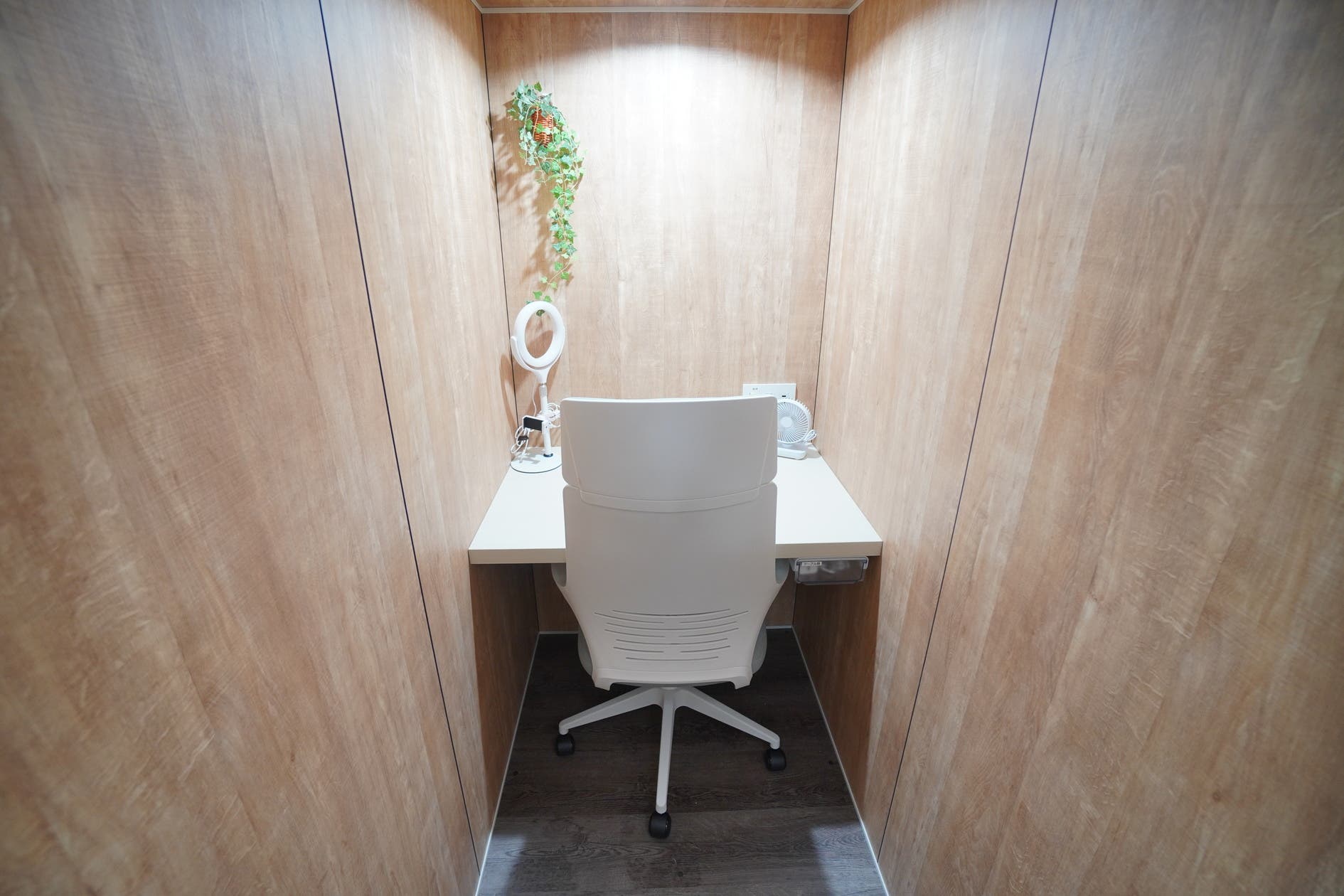 ＜ビズボ栄駅前No.6＞駅直結🚶【換気ファン付完全個室】栄駅徒歩2分🚃光回線Wi-Fi📶電源🔌テレワーク/ZOOMの写真5