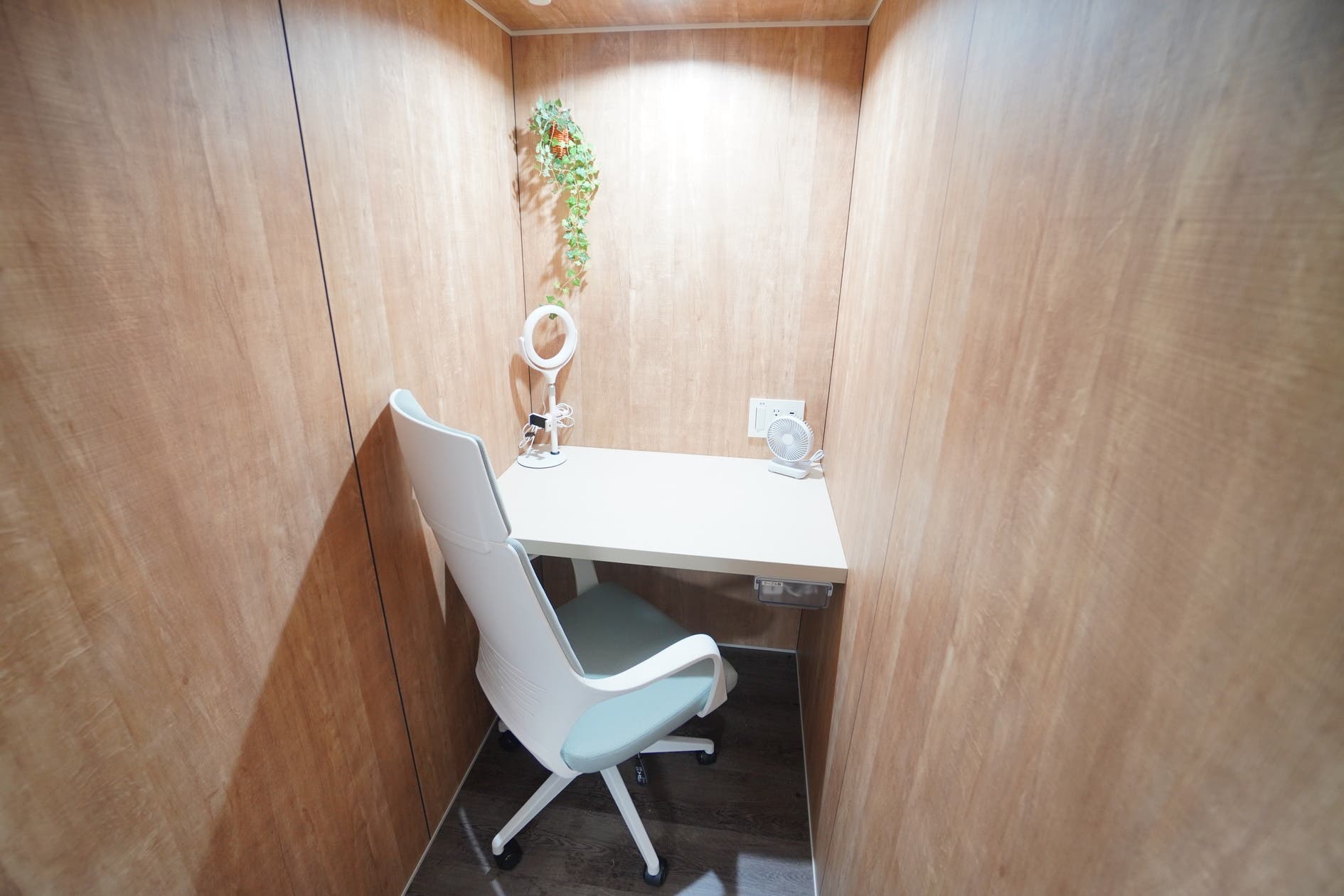 ＜ビズボ栄駅前No.7＞駅直結🚶【換気ファン付完全個室】栄駅徒歩2分🚃光回線Wi-Fi📶電源🔌テレワーク/ZOOMの写真1