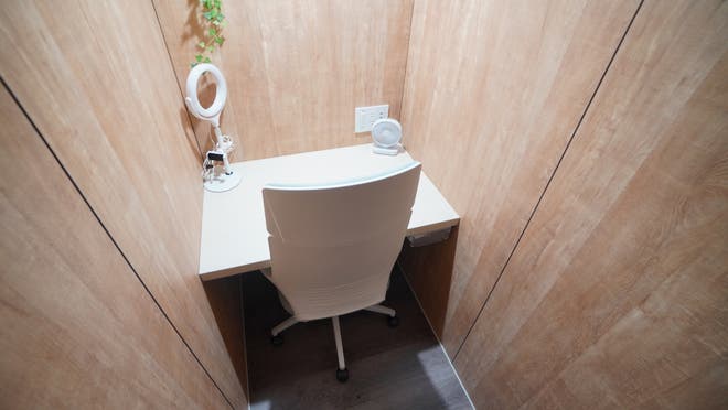 <ビズボ栄駅前No.7>駅直結🚶【換気ファン付完全個室】栄駅徒歩2分🚃光回線Wi-Fi📶電源🔌テレワーク/ZOOMの写真4