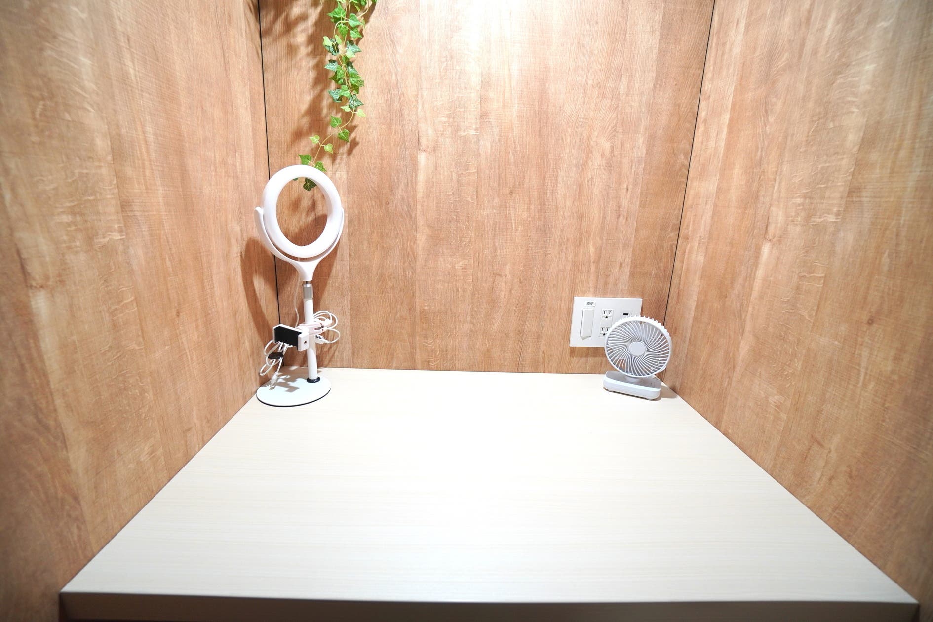 ＜ビズボ栄駅前No.6＞駅直結🚶【換気ファン付完全個室】栄駅徒歩2分🚃光回線Wi-Fi📶電源🔌テレワーク/ZOOMの写真3