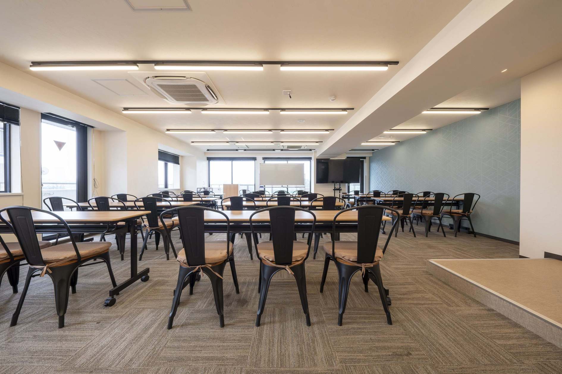 8B【新宿御苑前駅2分】39名着席の会議室！設備・備品が充実♪Wi-Fi無料！清掃で衛生面も安心♥便利な駅近の写真1