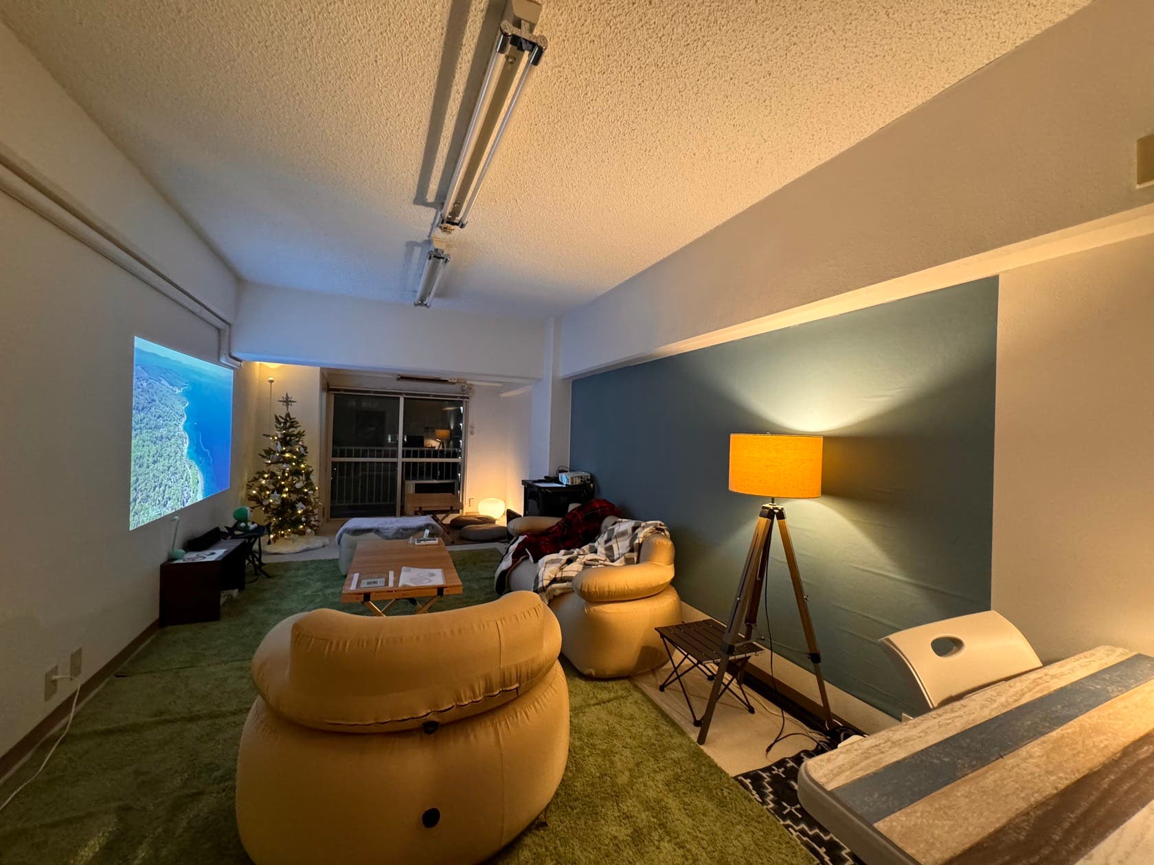 クリスマスツリー設置しました⭐️110インチプロジェクターで動画が見放題🎞️✨新大阪駅徒歩5分🏠🎉の写真6