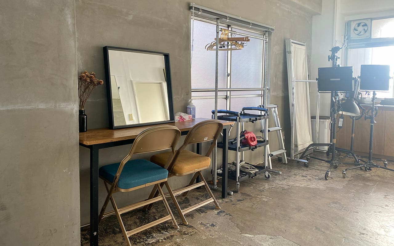 優しい自然光が入るヴィンテージビル内のインダストリアルな空間！LED＆ストロボなど無料で使える照明機材も充実！！の写真23