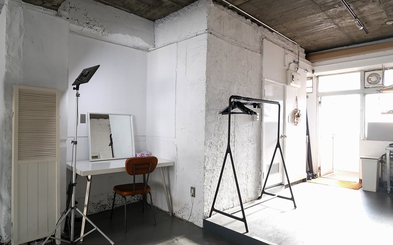 代々木ヴィンテージビル内の非現実的な白壁スタジオの写真11