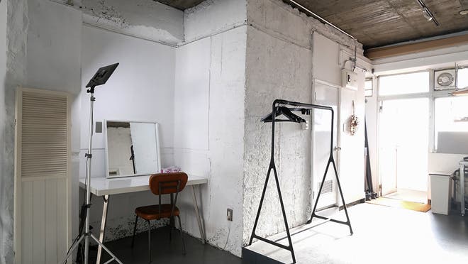 代々木ヴィンテージビル内の非現実的な白壁スタジオの写真11