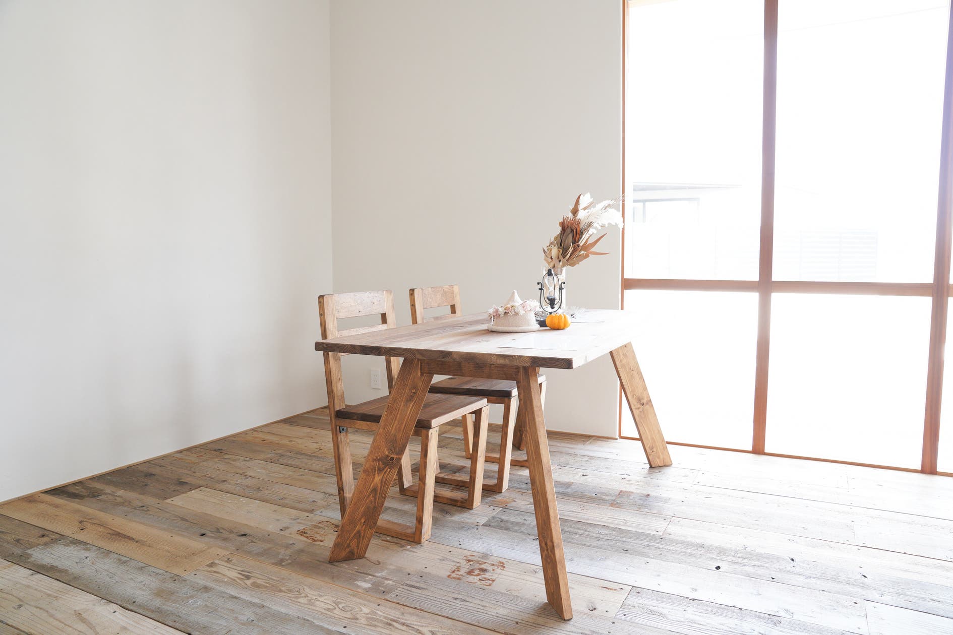 【１時間〜利用可能】自然光が綺麗/廃材の床材に漆喰の空間/撮影小物充実の写真6