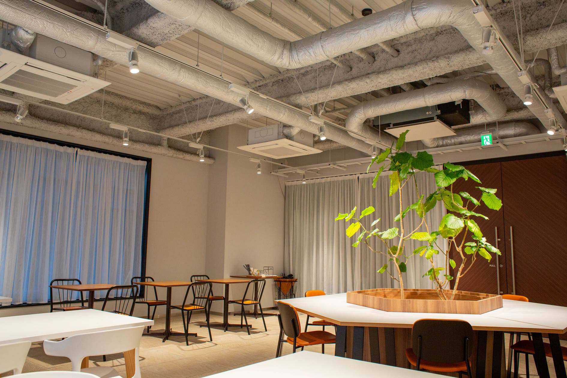 【四条烏丸・五条・京都】駅徒歩5分、大通りに面した明るいカフェスペースの写真4