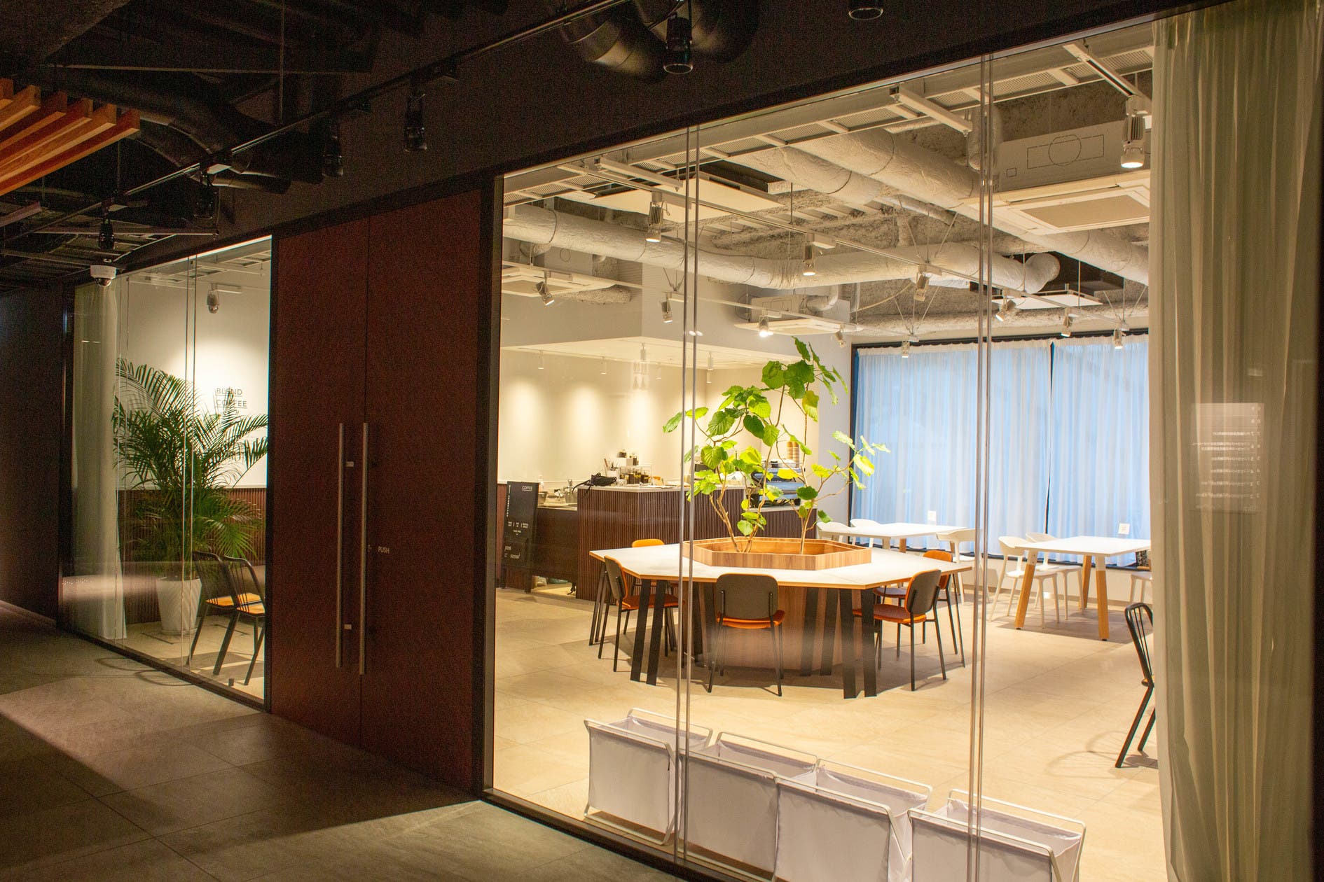 【四条烏丸・五条・京都】駅徒歩5分、大通りに面した明るいカフェスペースの写真5