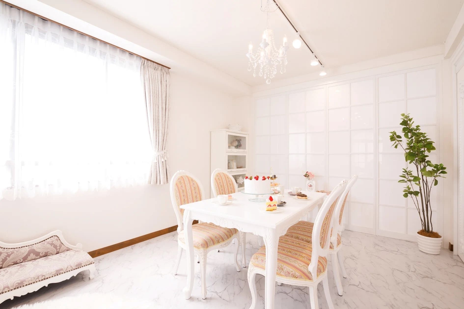 【ショートケーキ】推しカラーが映える！真っ白ロココ空間で生誕祭・推し会・撮影会・女子会はいかが？の写真6