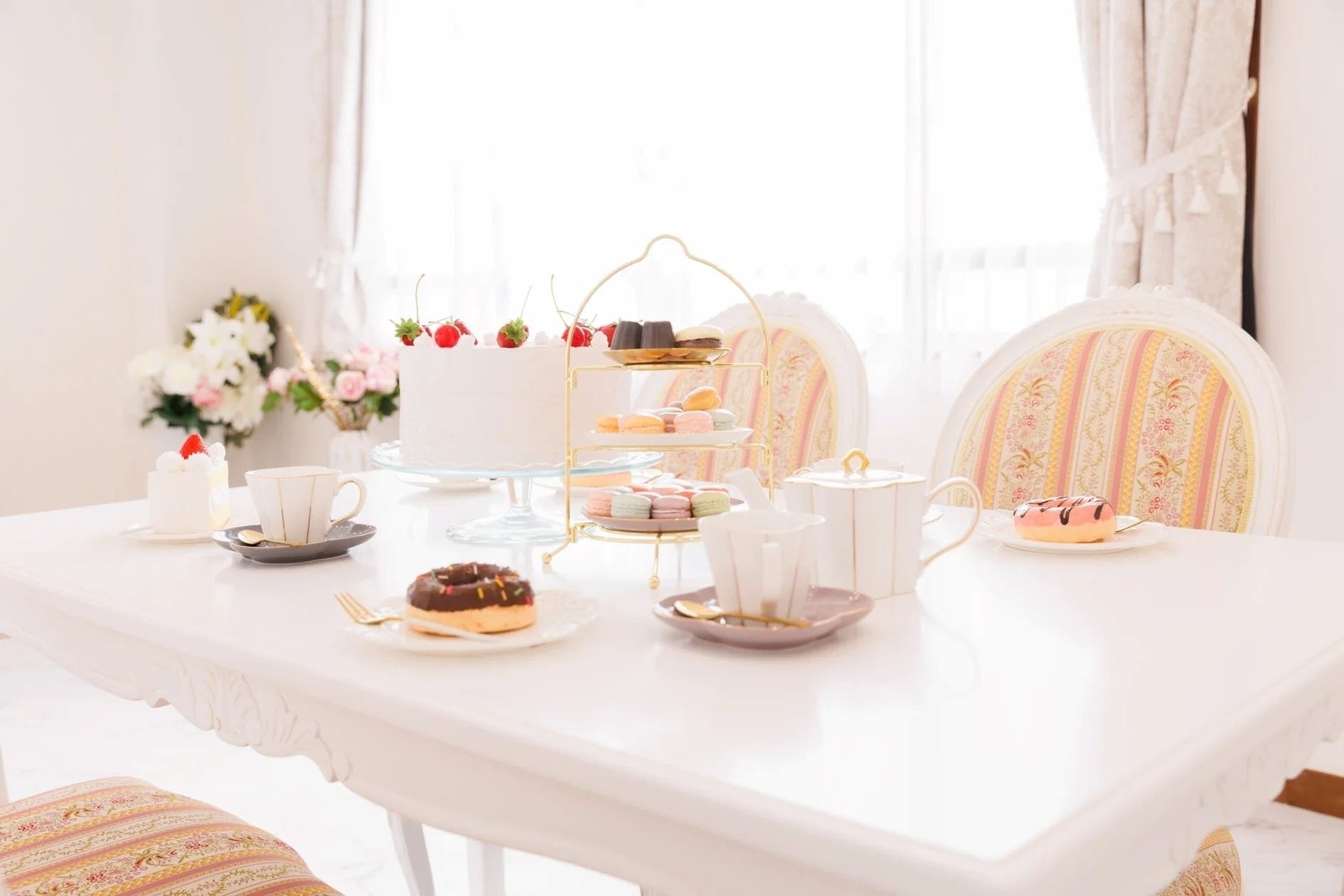 【ショートケーキ】推しカラーが映える！真っ白ロココ空間で生誕祭・推し会・撮影会・女子会はいかが？の写真10