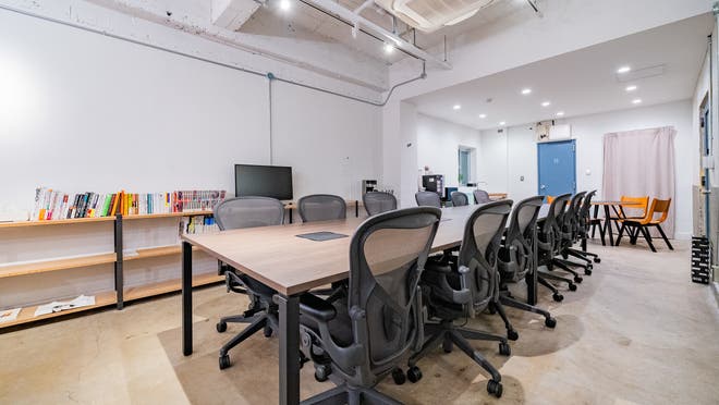 虎ノ門ヒルズ駅B4出口徒歩1分。虎ノ門ヒルズ隣接の好立地。質の高いデザイナーズ家具が揃った天井高3m以上のワークスペース。の写真2