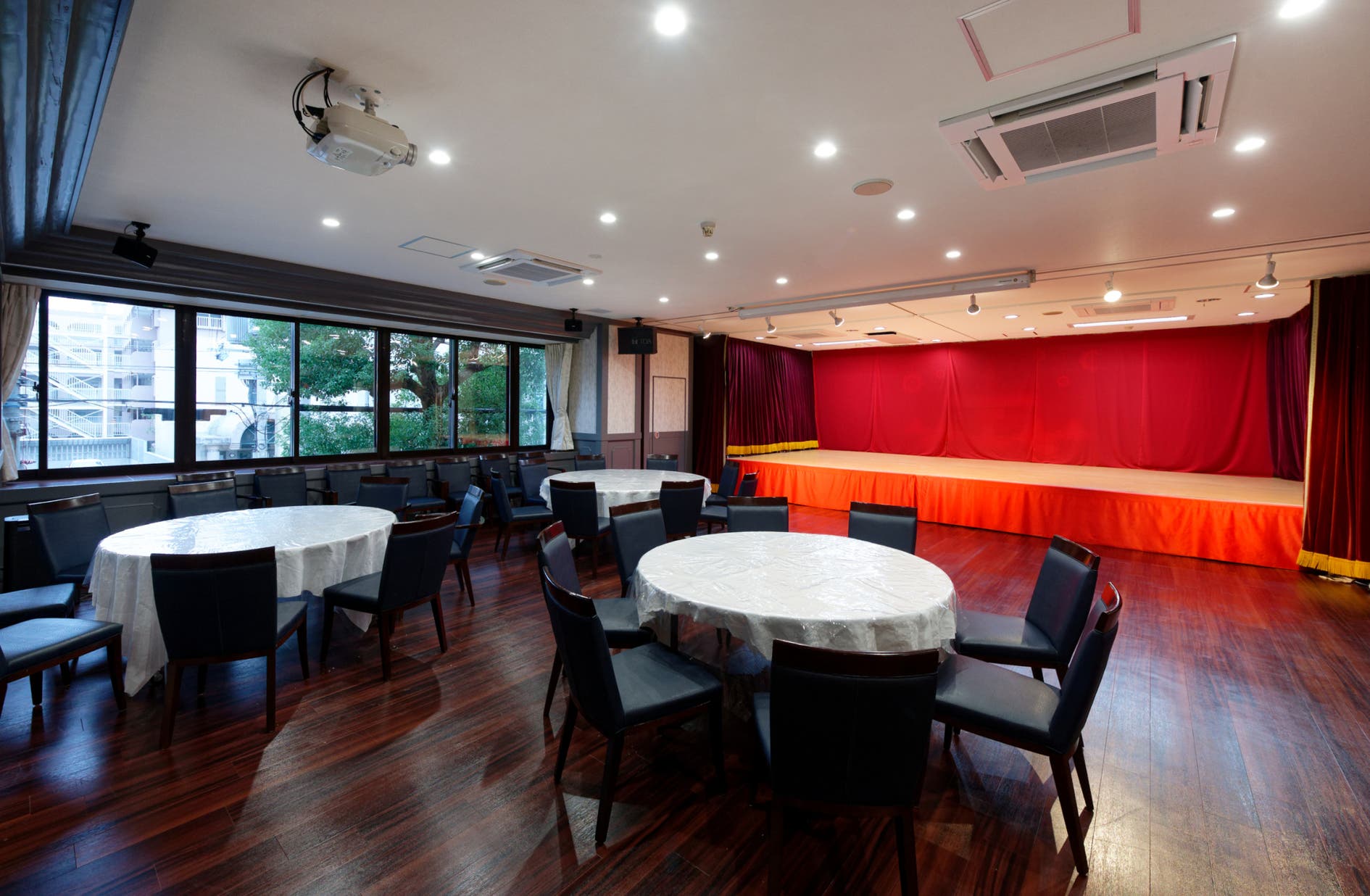 大人数向けパーティ👨‍👩‍👧‍👦ステージ有り💃🏼バーカウンター有り🍹の多目的ホール！の写真5