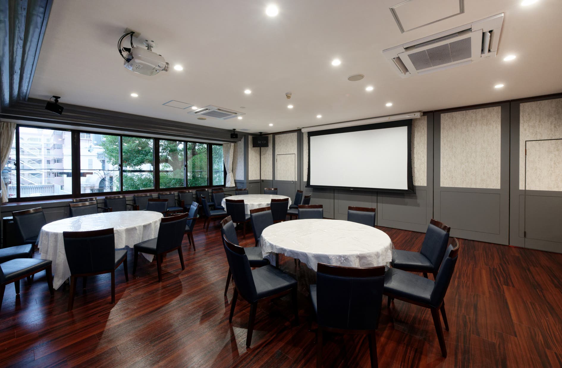 大人数向けパーティ👨‍👩‍👧‍👦ステージ有り💃🏼バーカウンター有り🍹の多目的ホール！の写真4