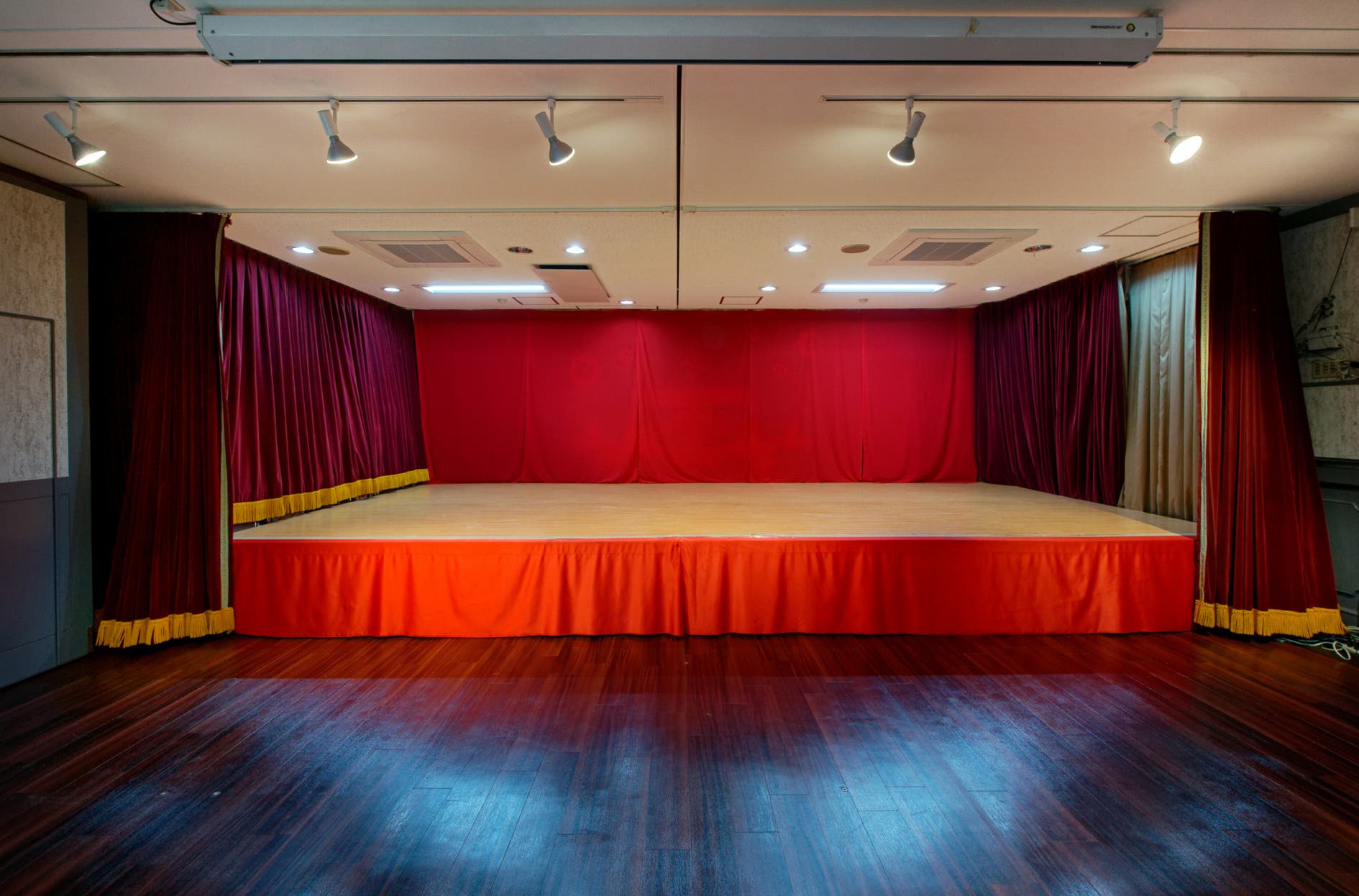 大人数向けパーティ👨‍👩‍👧‍👦ステージ有り💃🏼バーカウンター有り🍹の多目的ホール！の写真2