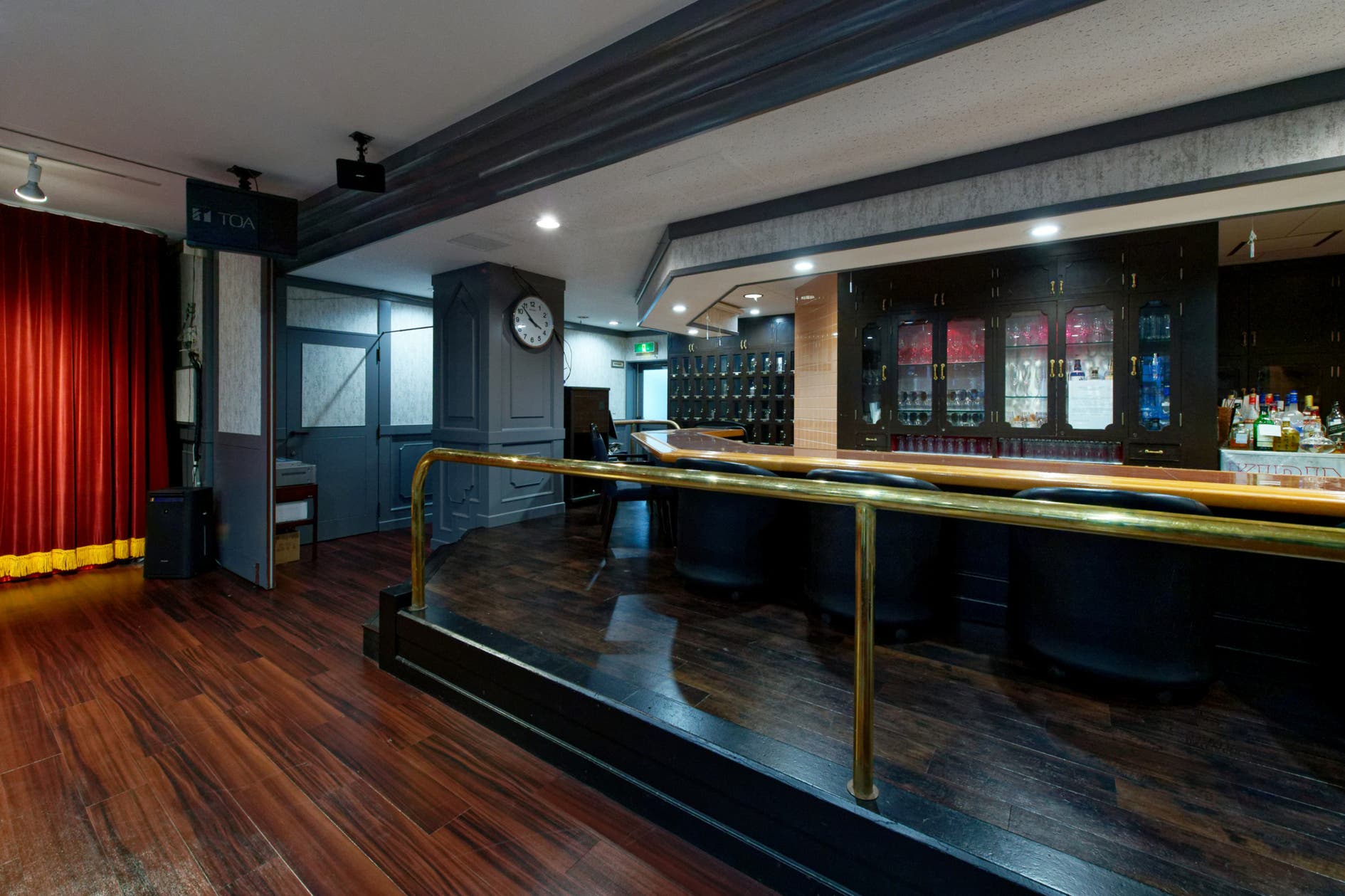 大人数向けパーティ👨‍👩‍👧‍👦ステージ有り💃🏼バーカウンター有り🍹の多目的ホール！の写真8