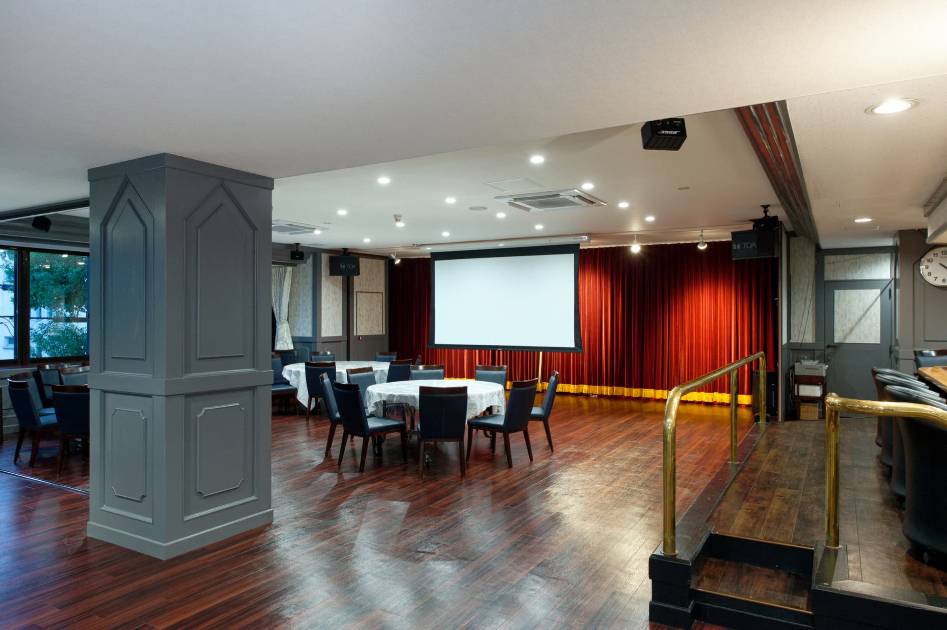 大人数向けパーティ👨‍👩‍👧‍👦ステージ有り💃🏼バーカウンター有り🍹の多目的ホール！の写真7