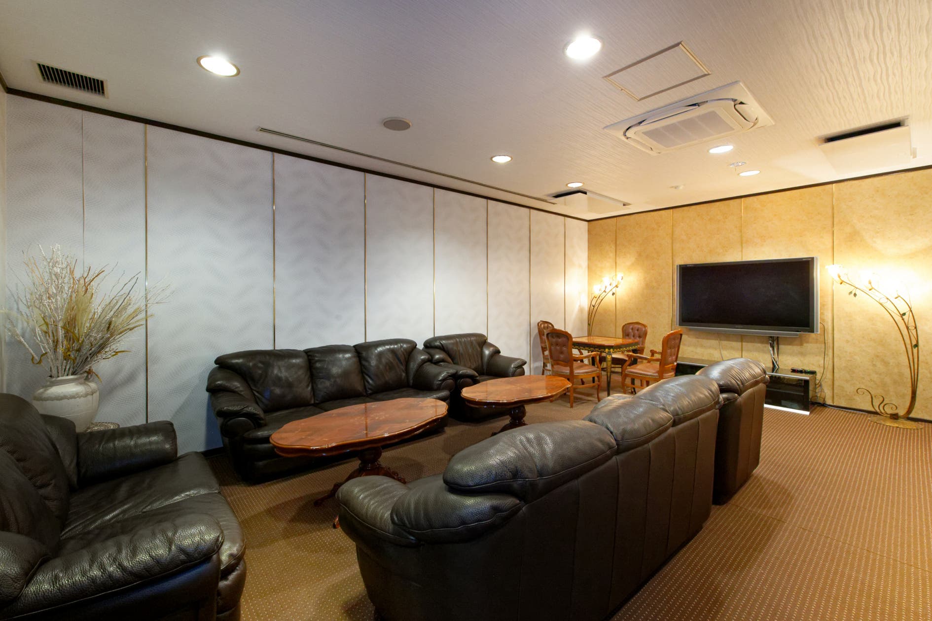 ソファのある落ち着いた室内で会議📝やテレビ📺を見ながらママ友会など👩‍👩‍👧‍👧🍹の写真1