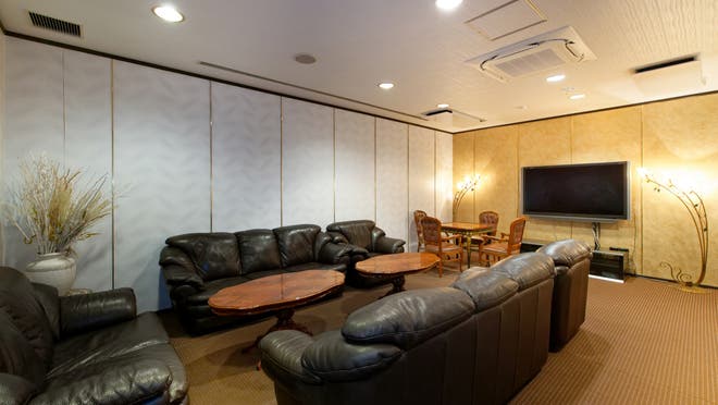 ソファのある落ち着いた室内で会議📝やテレビ📺を見ながらママ友会など👩👩👧👧🍹の写真1