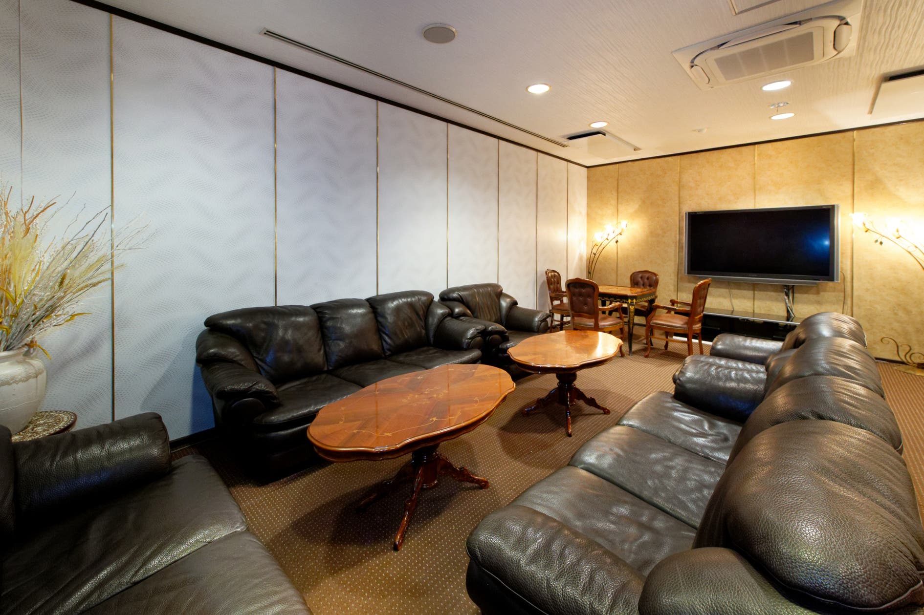 ソファのある落ち着いた室内で会議📝やテレビ📺を見ながらママ友会など👩‍👩‍👧‍👧🍹の写真2