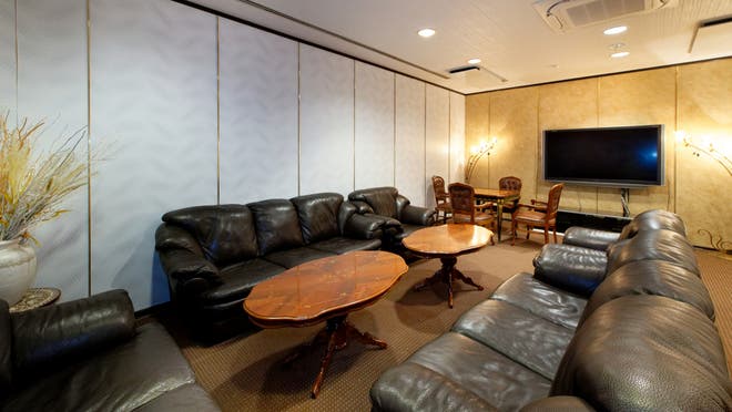 ソファのある落ち着いた室内で会議📝やテレビ📺を見ながらママ友会など👩👩👧👧🍹の写真2