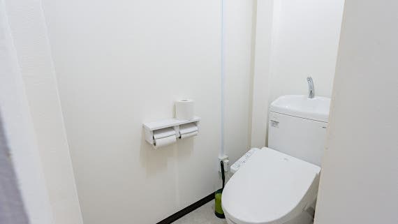 【フォーカスオン天満店④号室】1番広い!駅近出口20秒🚶/完全個室/高速光回線/24時間利用可能🕧モニター動画見放題・各種充電器の写真11