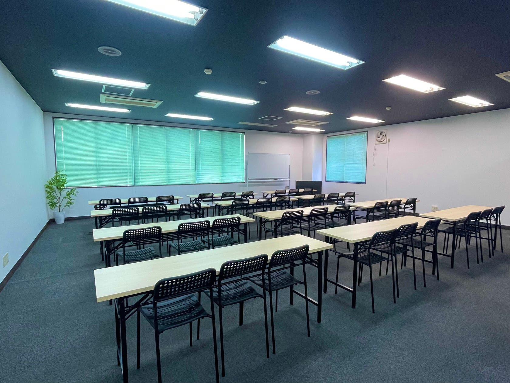 北上尾駅徒歩11分！【¥16,500/1h！無料駐車場あり！】フリードリンク付き 70名大会議室（カンファレンスルーム）の写真1