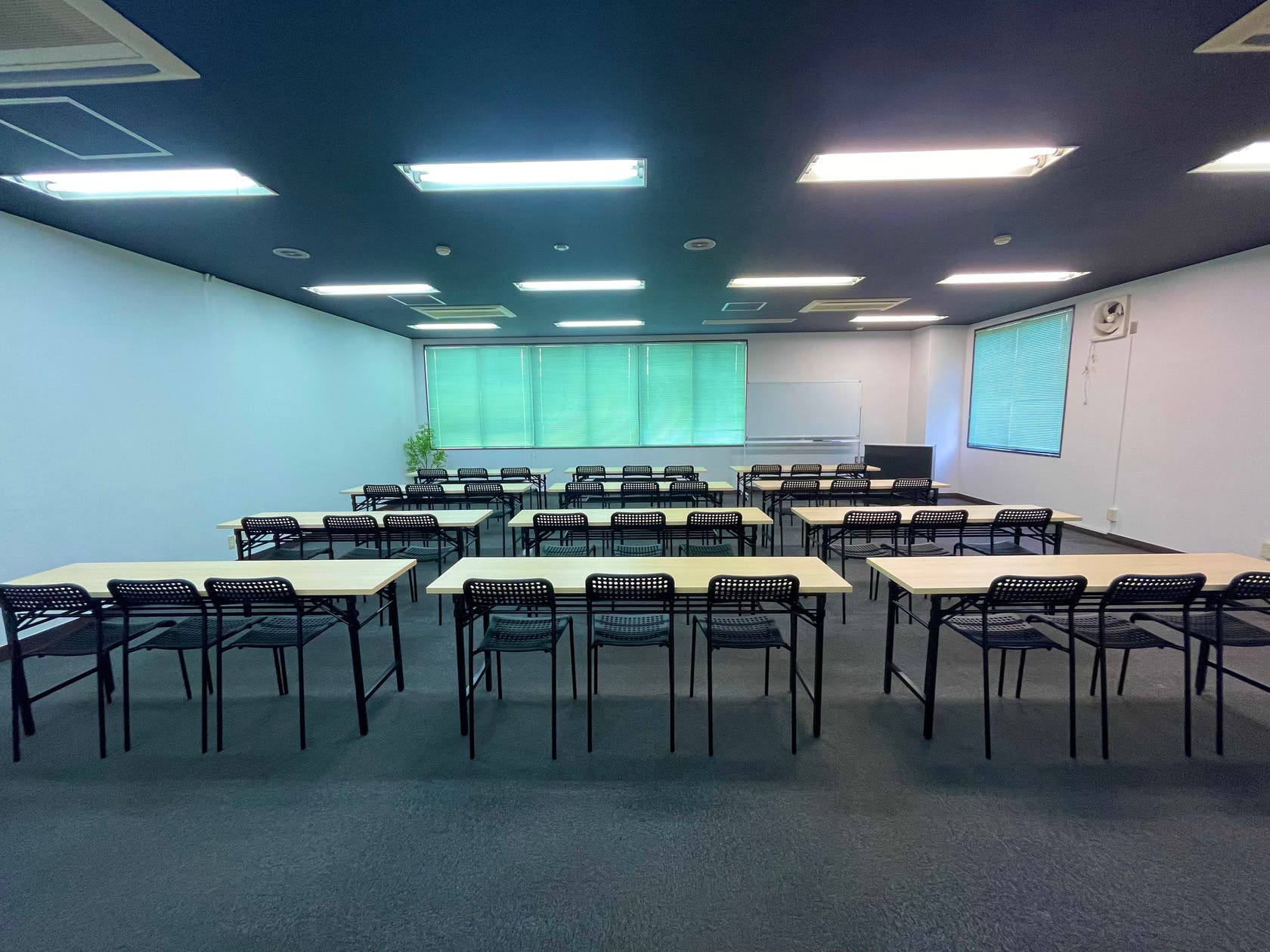 北上尾駅徒歩11分！【¥16,500/1h！無料駐車場あり！】フリードリンク付き 70名大会議室（カンファレンスルーム）の写真2