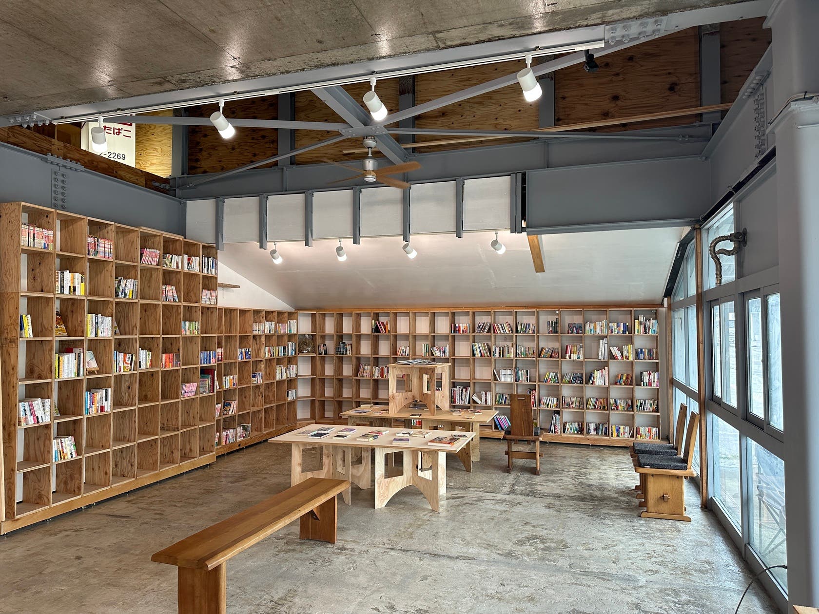 白馬駅徒歩5分　古書店とカフェを併設したスペースの写真1