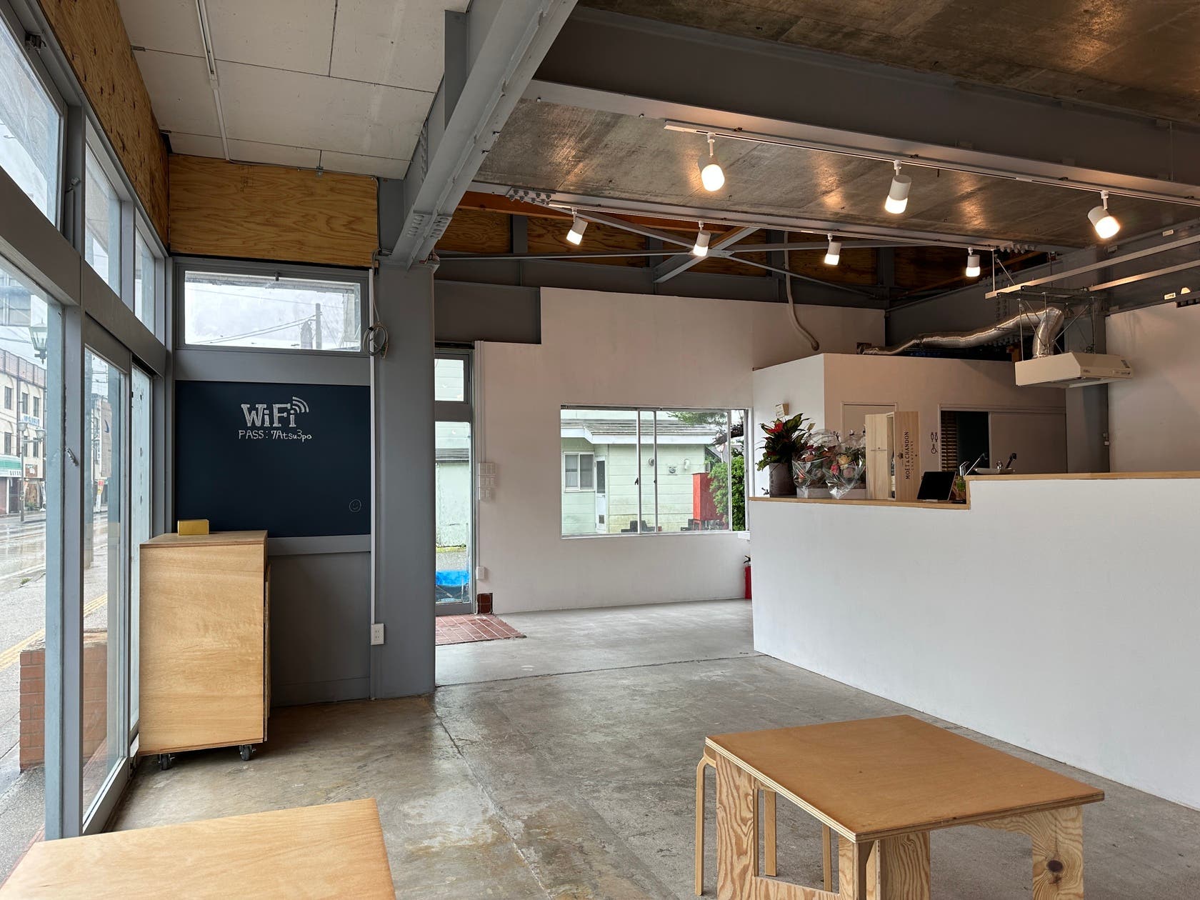 白馬駅徒歩5分　古書店とカフェを併設したスペースの写真2