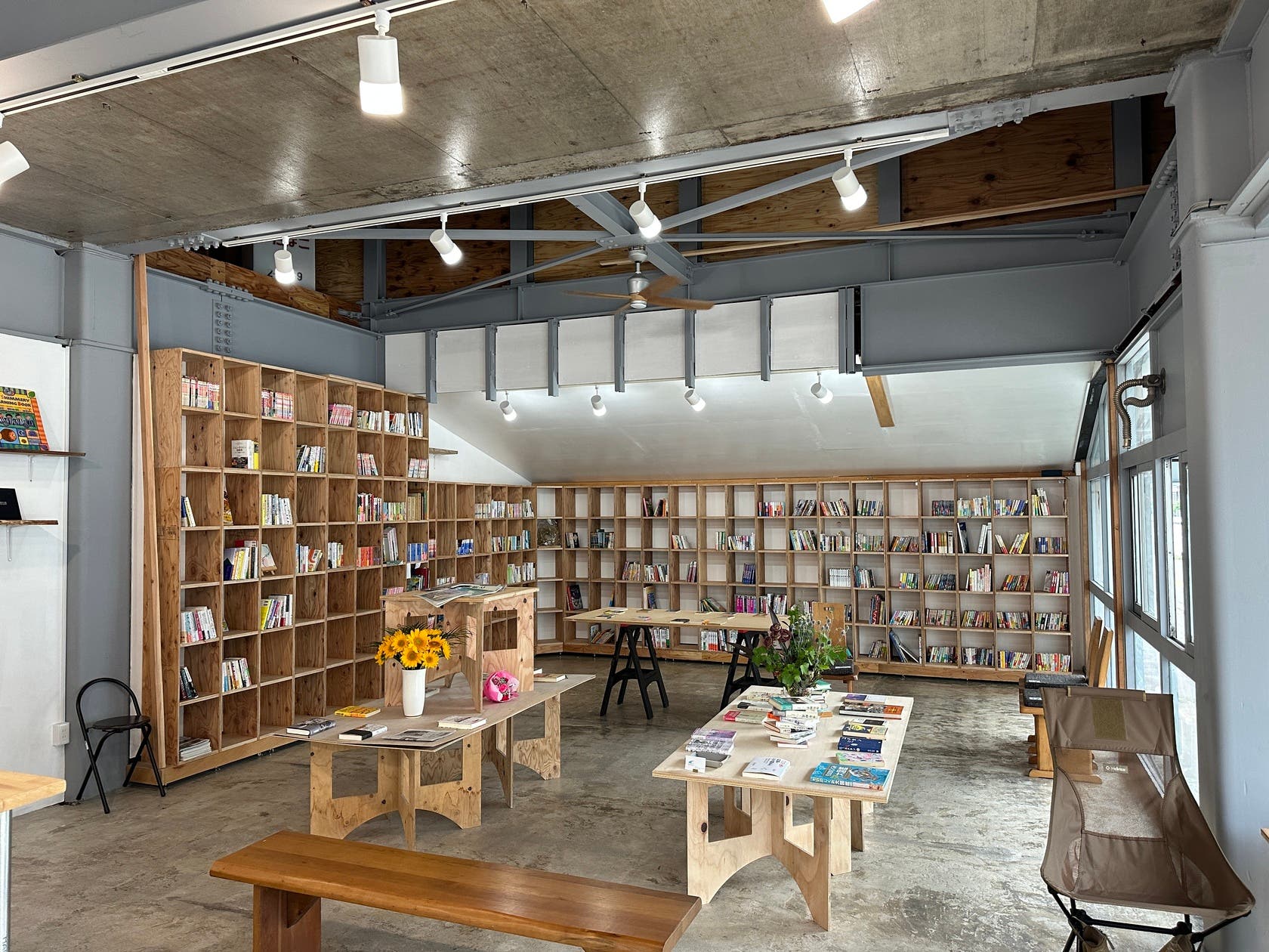 白馬駅徒歩5分　古書店とカフェを併設したスペースの写真3