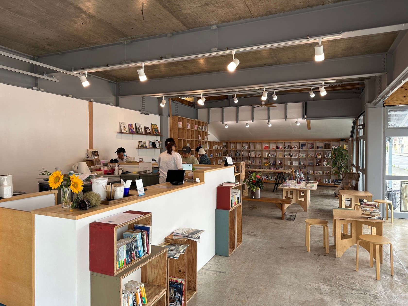 白馬駅徒歩5分　古書店とカフェを併設したスペースの写真4