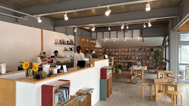 白馬駅徒歩5分 古書店とカフェを併設したスペースの写真4