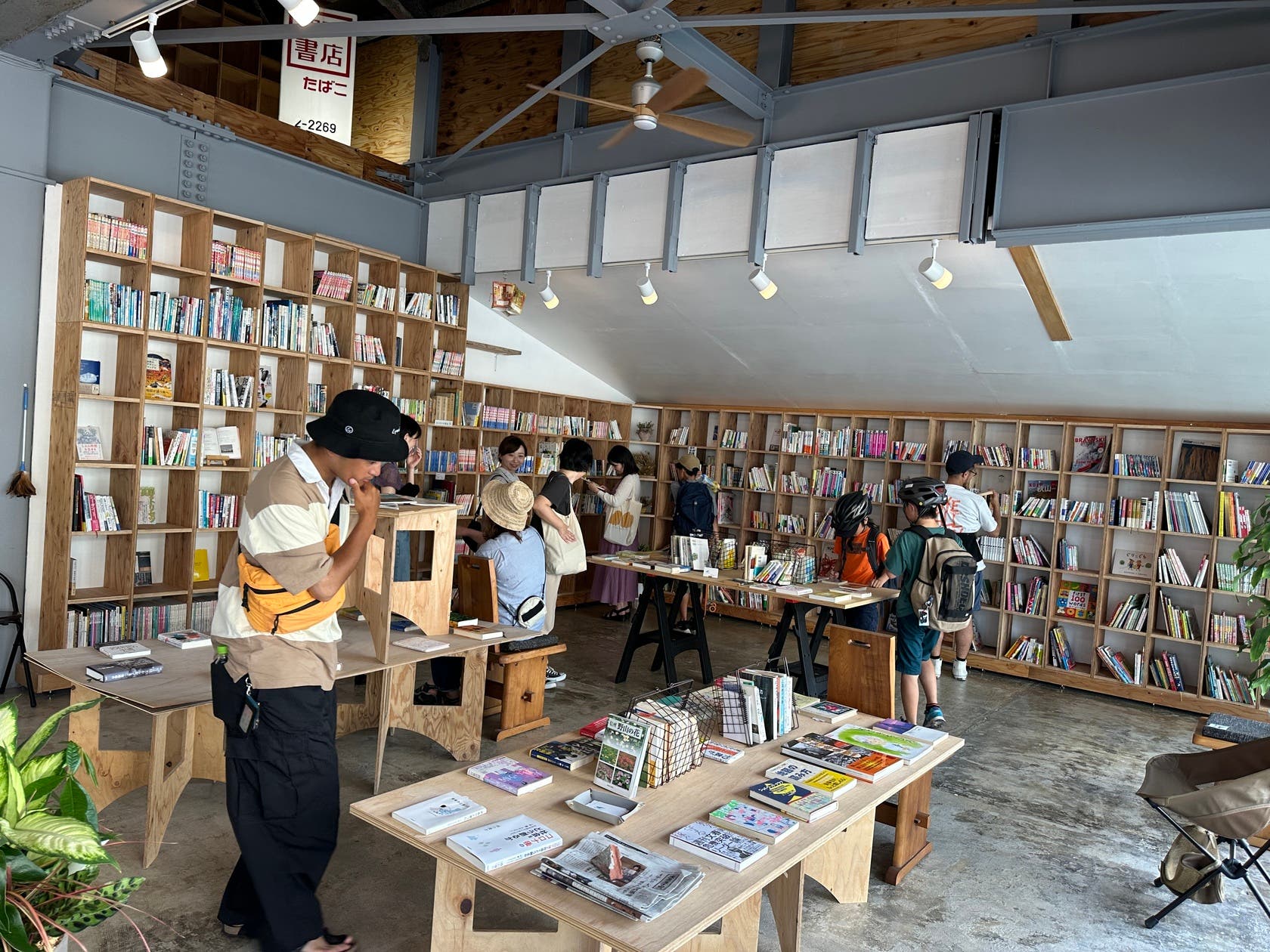 白馬駅徒歩5分　古書店とカフェを併設したスペースの写真5