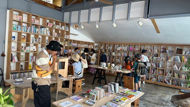 白馬駅徒歩5分 古書店とカフェを併設したスペースの写真5