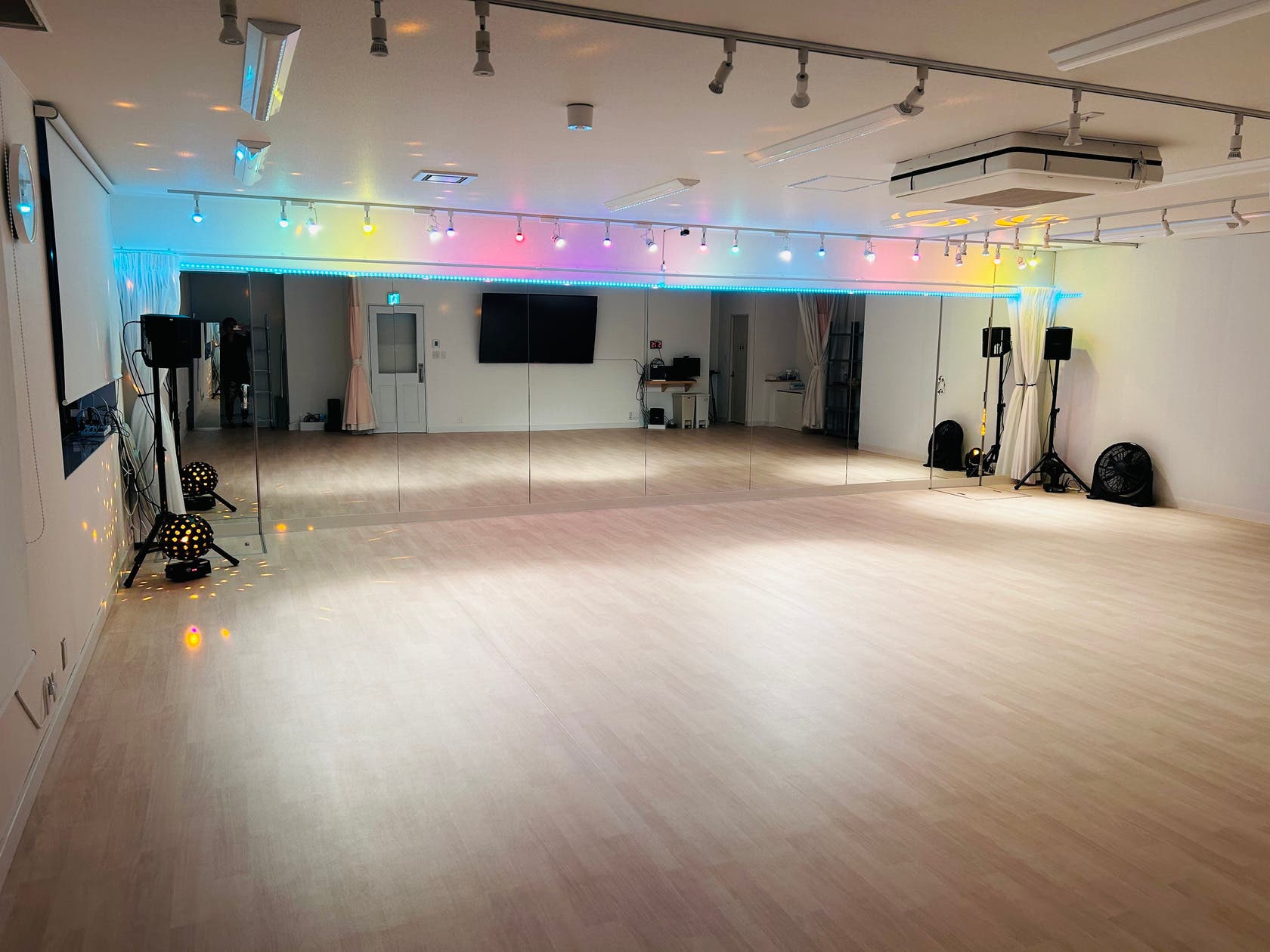 黄金町駅から徒歩３分、７５㎡、社交ダンス、バレエ、ヨガ、セミナー・会議、wifi有、飲食可、巨大モニターありの写真4