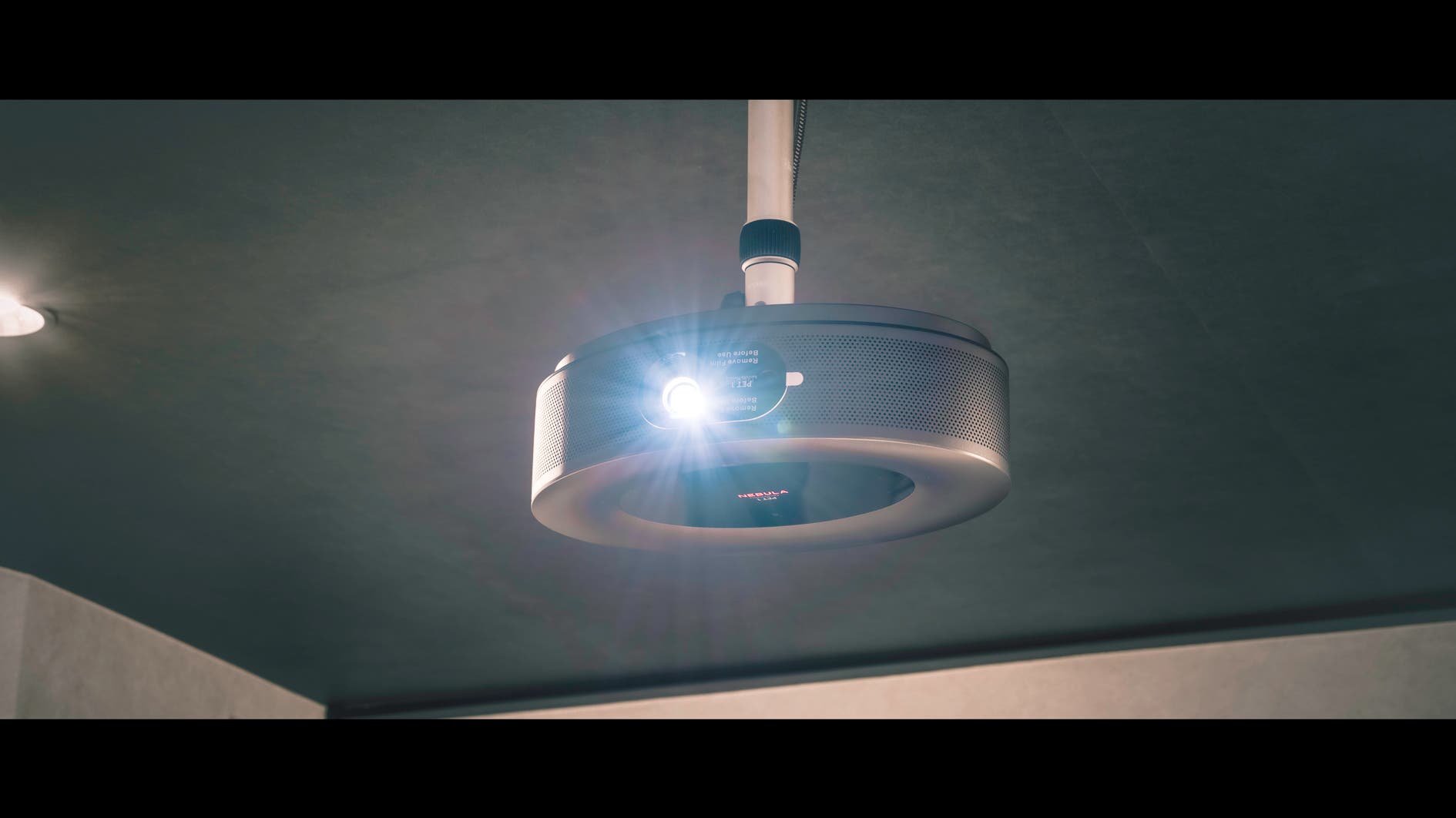 📹Anker NEBULA Cosmos [プロジェクター]の画像1