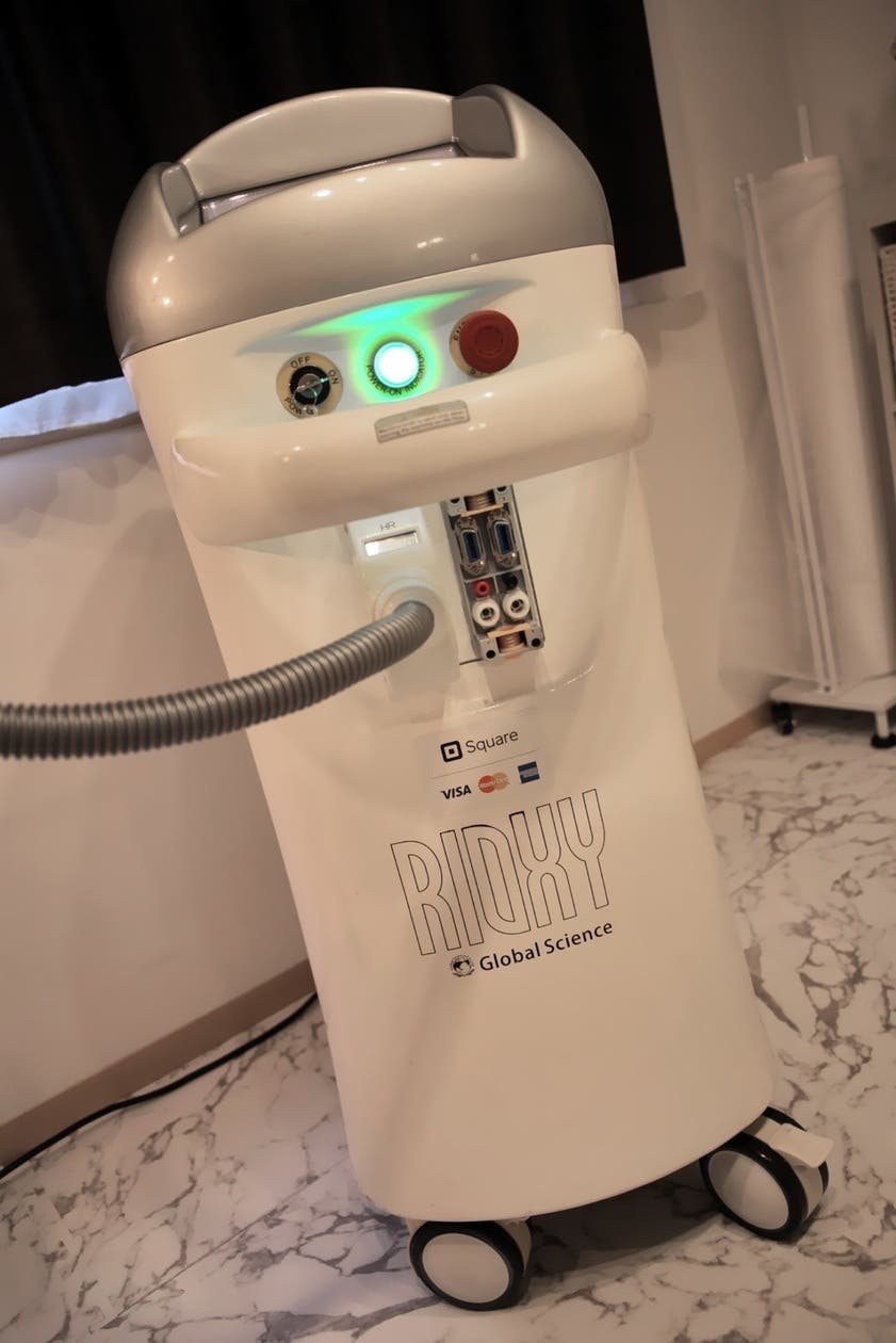 脱毛マシーンとホワイトニングとネイル機材一式の画像1