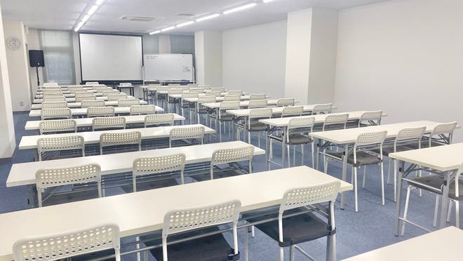 【新横浜駅から徒歩3分・63名利用可】無料備品充実🌟Wi-Fi/プロジェクター/スクリーン/マイク/スピーカー/ホワイトボードAの写真1