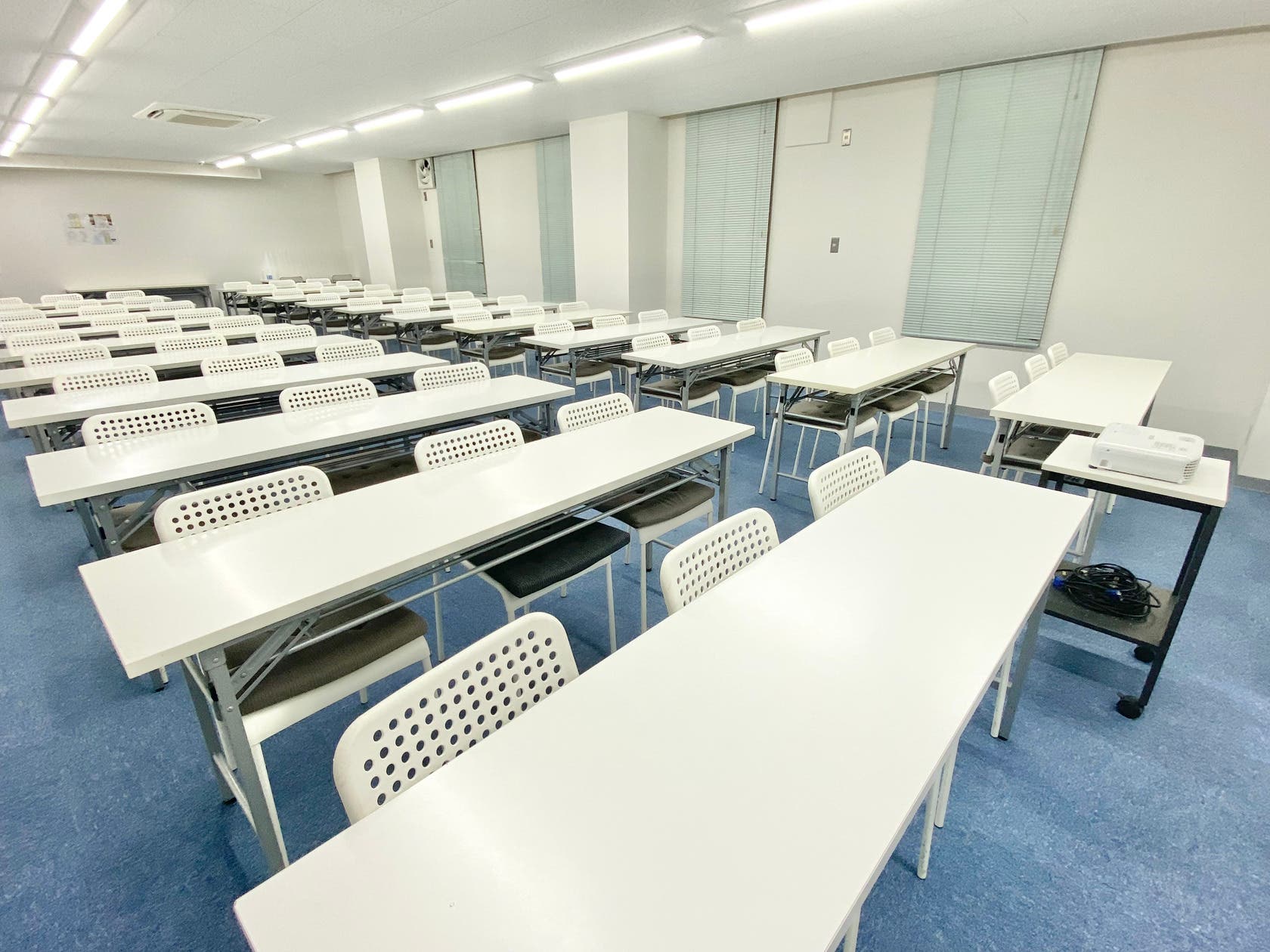 【新横浜駅から徒歩3分・63名利用可】無料備品充実🌟Wi-Fi/プロジェクター/スクリーン/マイク/スピーカー/ホワイトボードAの写真4