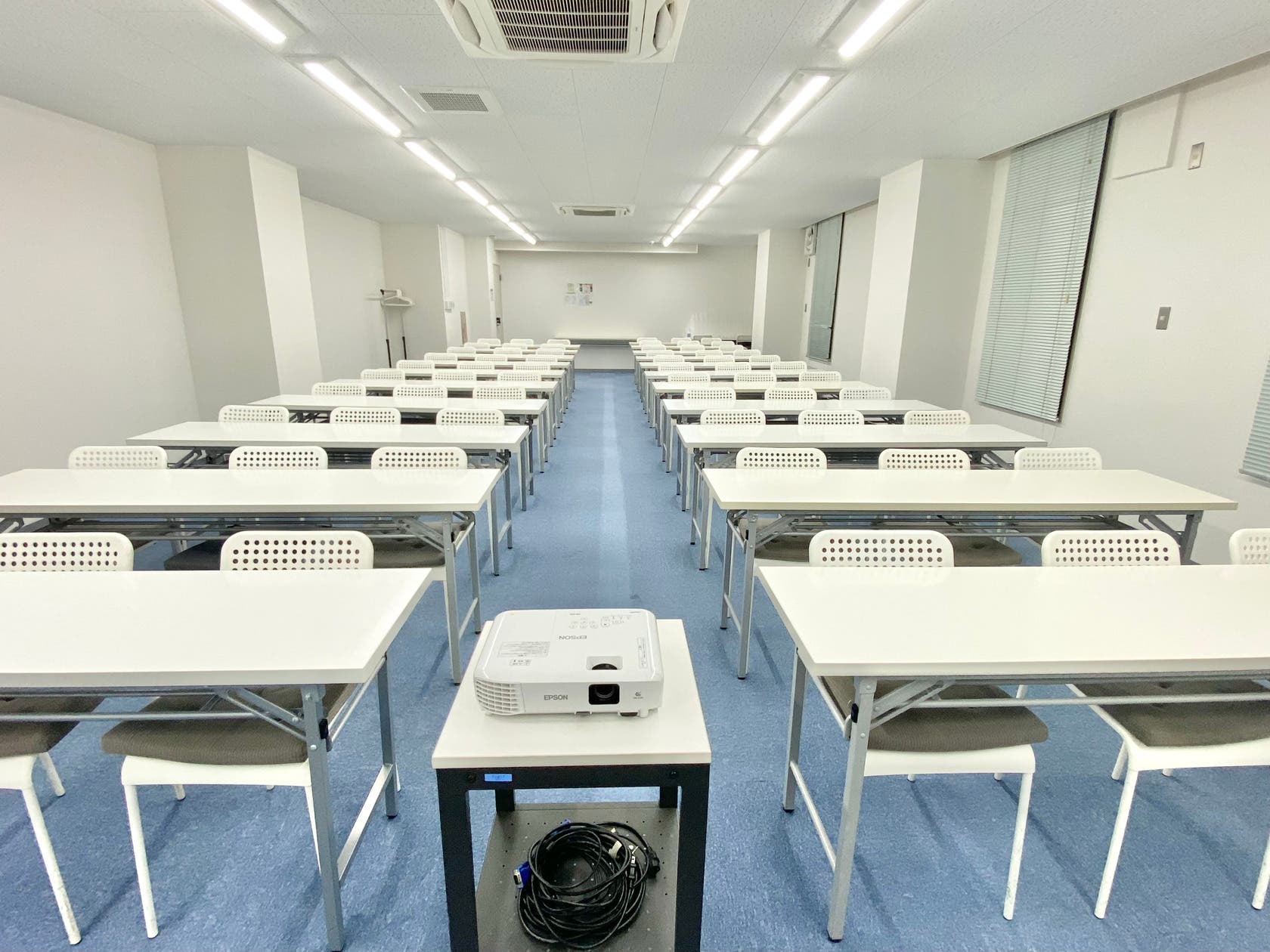 【新横浜駅から徒歩3分・63名利用可】無料備品充実🌟Wi-Fi/プロジェクター/スクリーン/マイク/スピーカー/ホワイトボードAの写真5