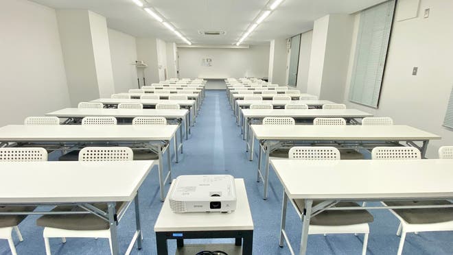 【新横浜駅から徒歩3分・63名利用可】無料備品充実🌟Wi-Fi/プロジェクター/スクリーン/マイク/スピーカー/ホワイトボードAの写真5