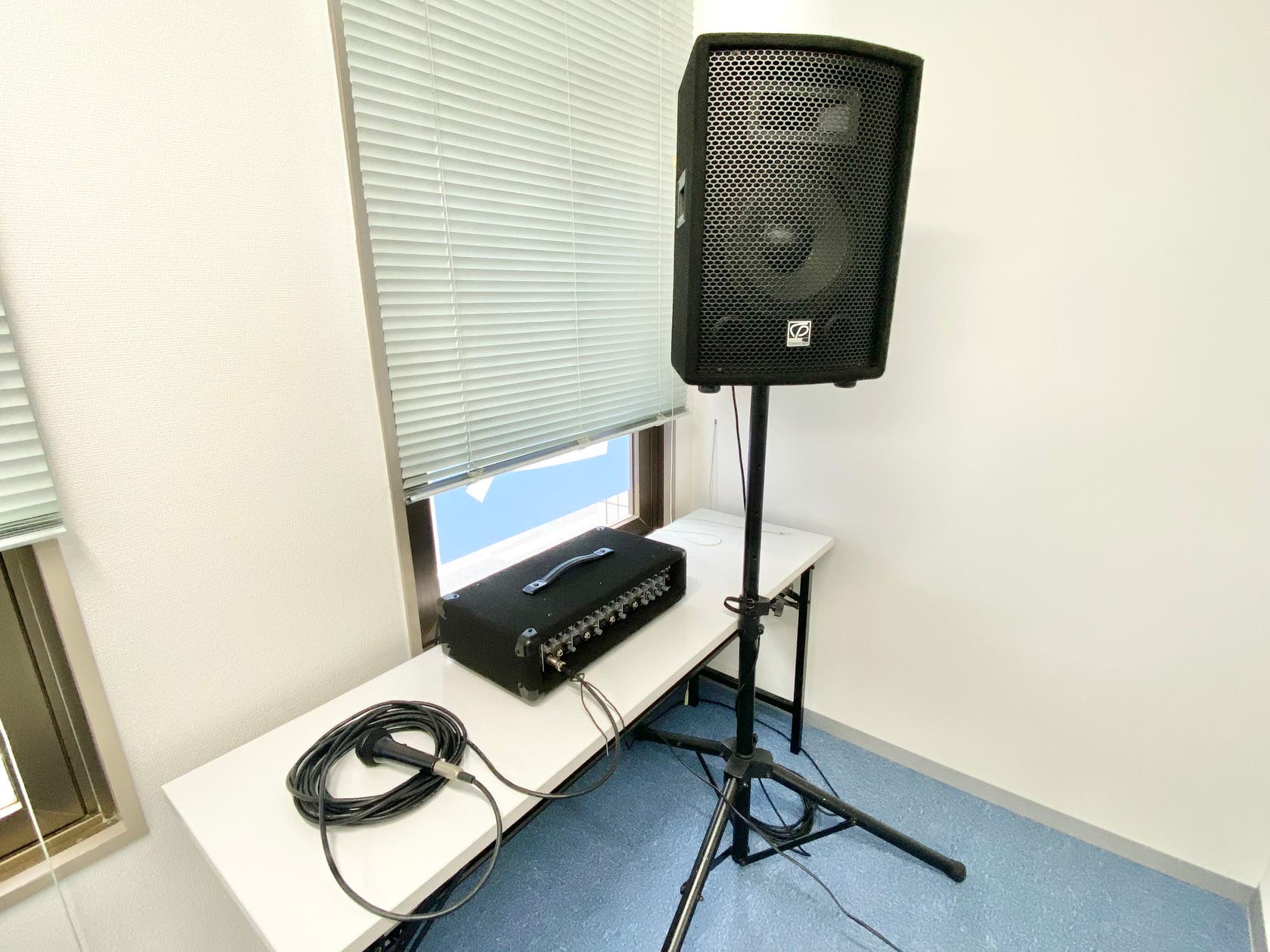 【新横浜駅から徒歩3分・63名利用可】無料備品充実🌟Wi-Fi/プロジェクター/スクリーン/マイク/スピーカー/ホワイトボードAの写真6